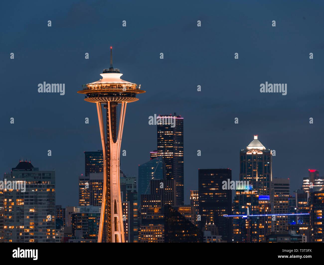 View over Seattle skyline with observation tower Space Needle, twilight ...