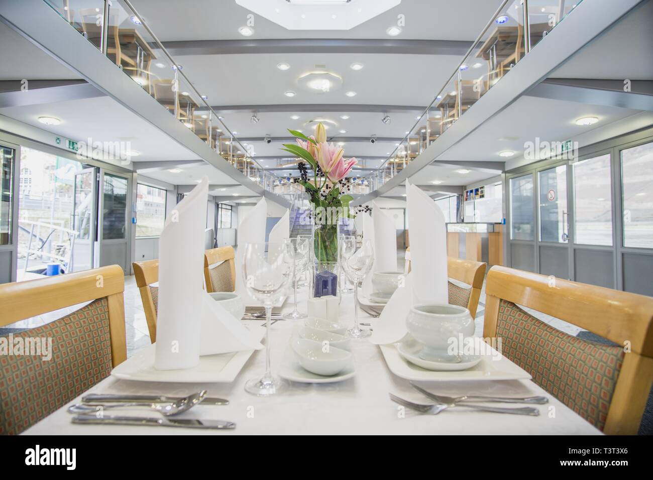 White porcelain setting hi-res stock photography and images - Alamy