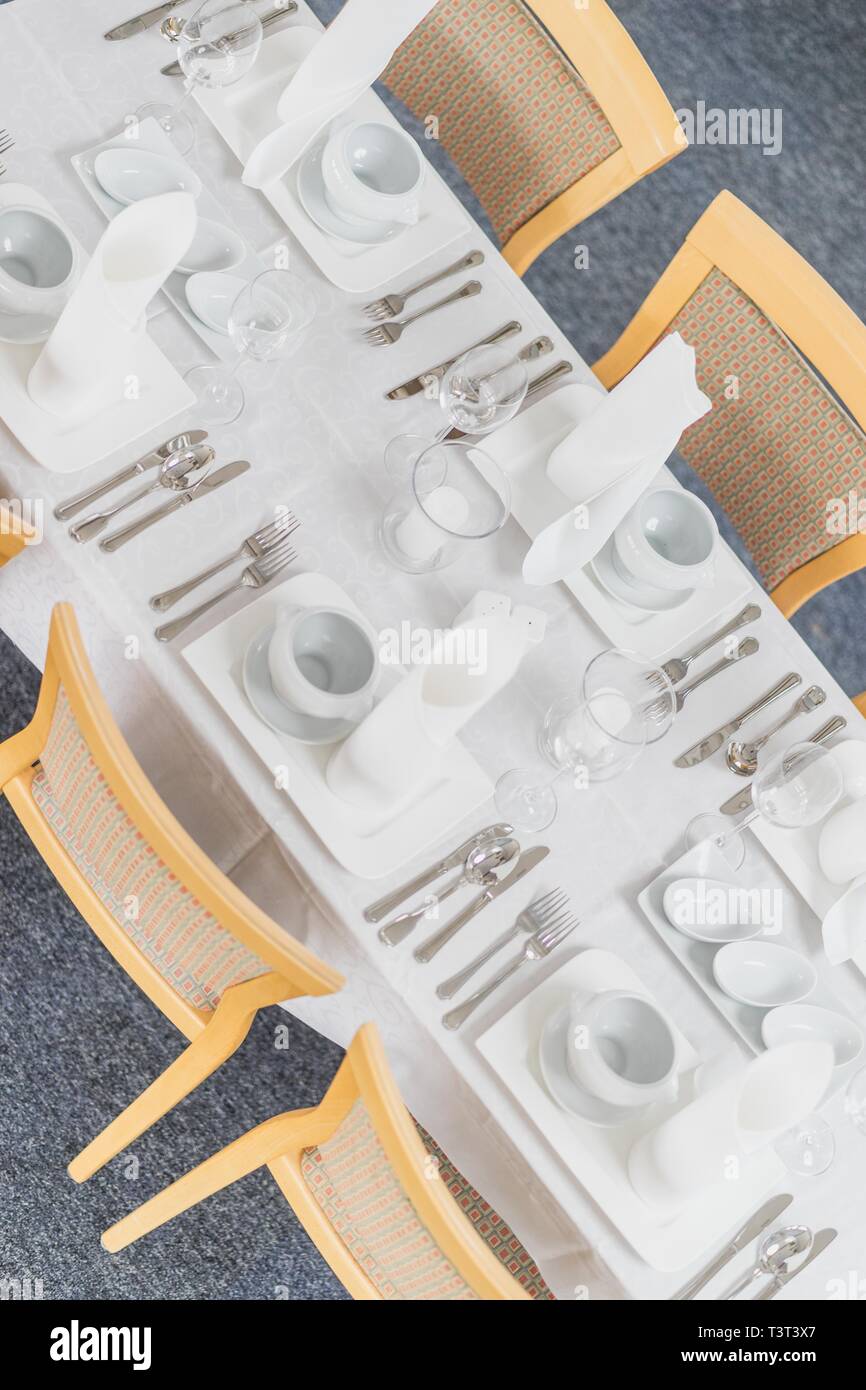 White porcelain setting hi-res stock photography and images - Alamy