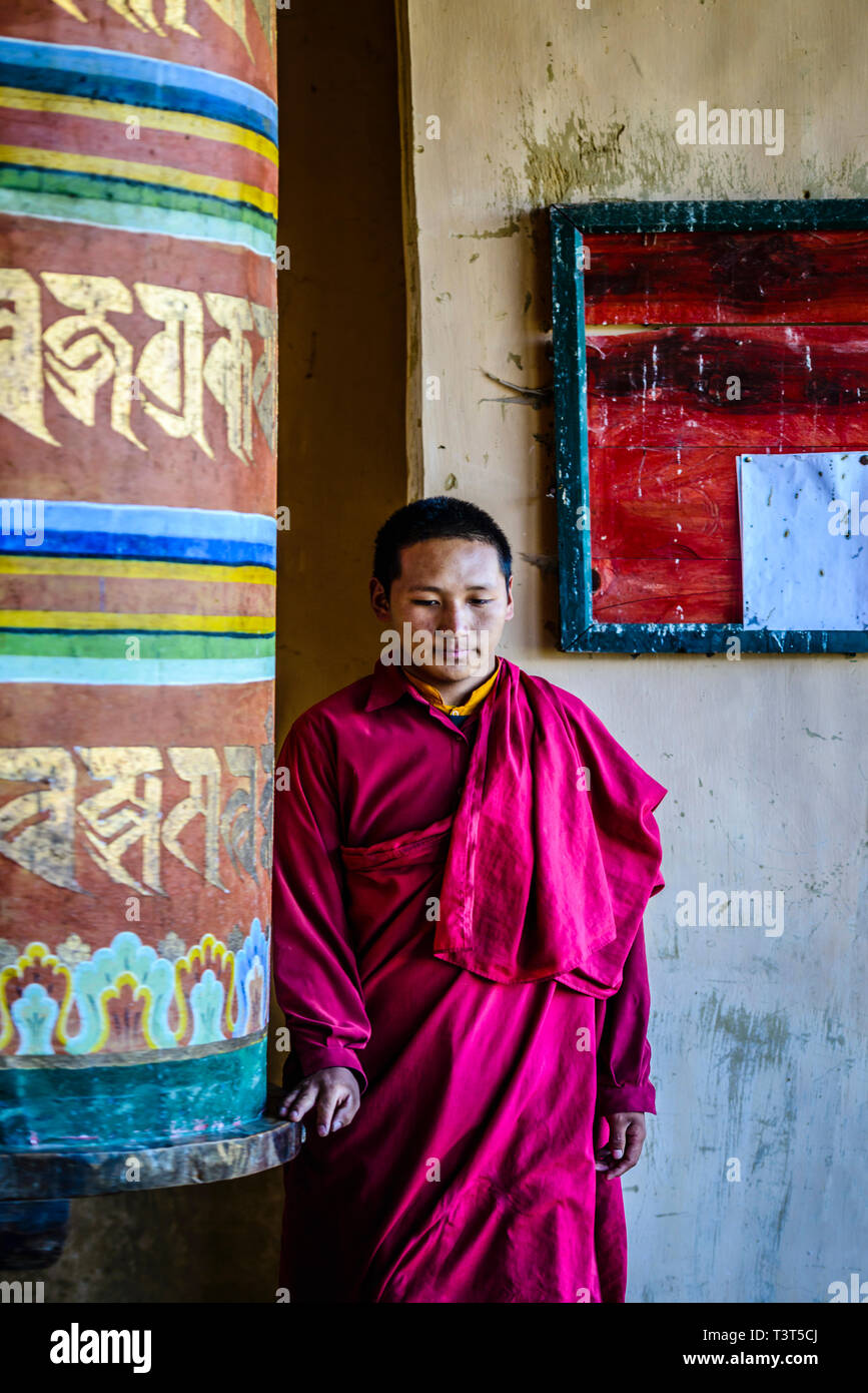 Standing male three quarter figure hi-res stock photography and images ...