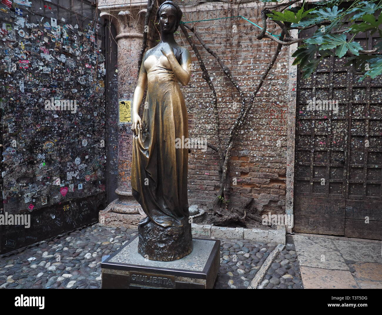 Bronze statue of Juliet, Verona, Veneto, Italy Stock Photo - Alamy