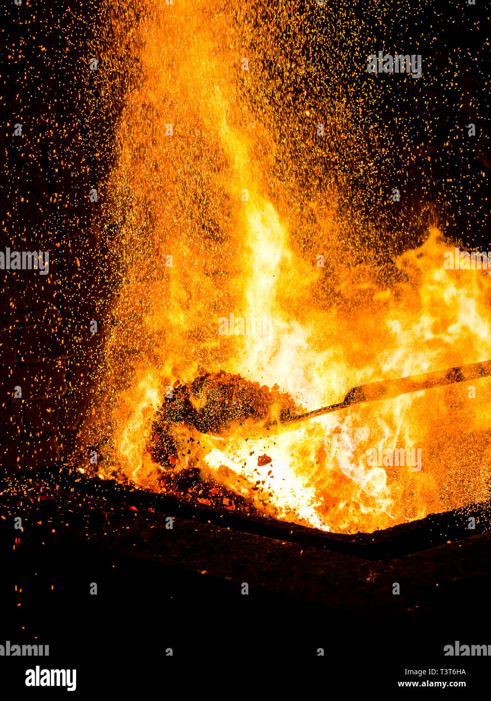 Molten iron hi-res stock photography and images - Alamy