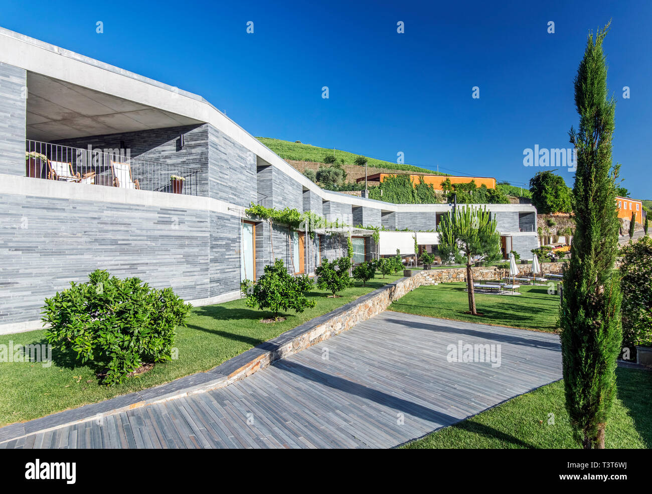 Modern hotel and wooden walkway Stock Photo - Alamy