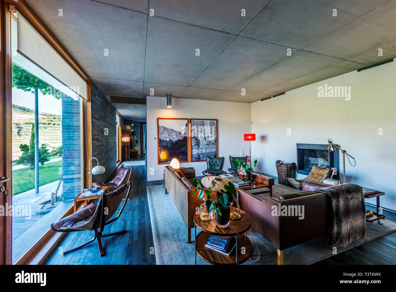 Open air lobby hi-res stock photography and images - Alamy