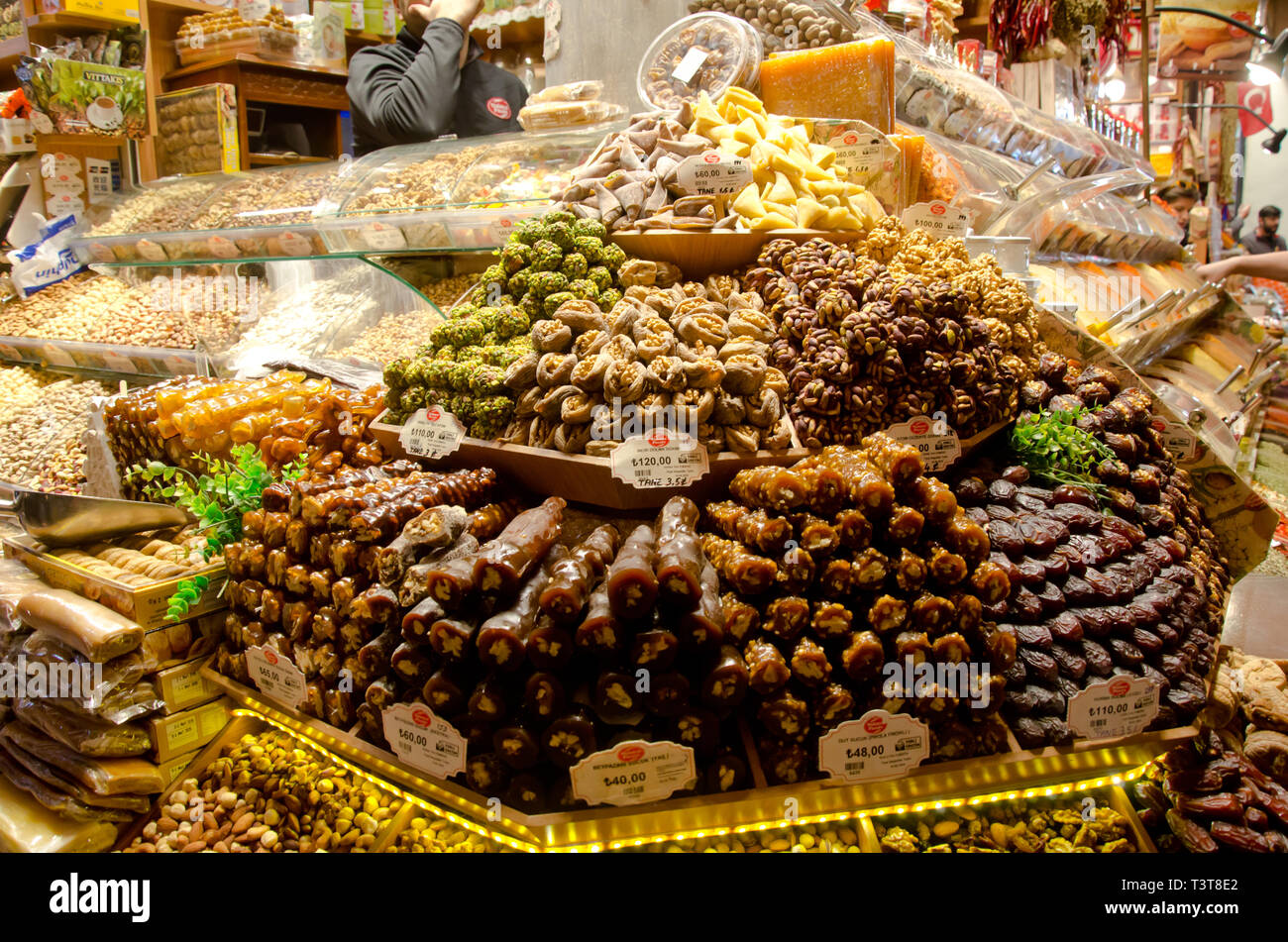 Istanbul turkey shop selling nuts hi-res stock photography and images ...
