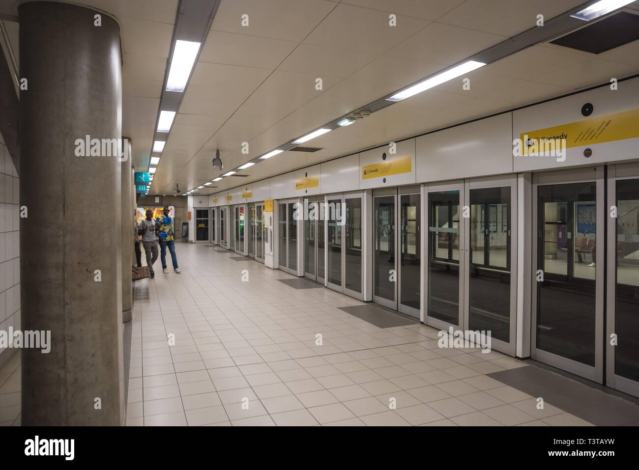 Bahnsteigture hi-res stock photography and images - Alamy