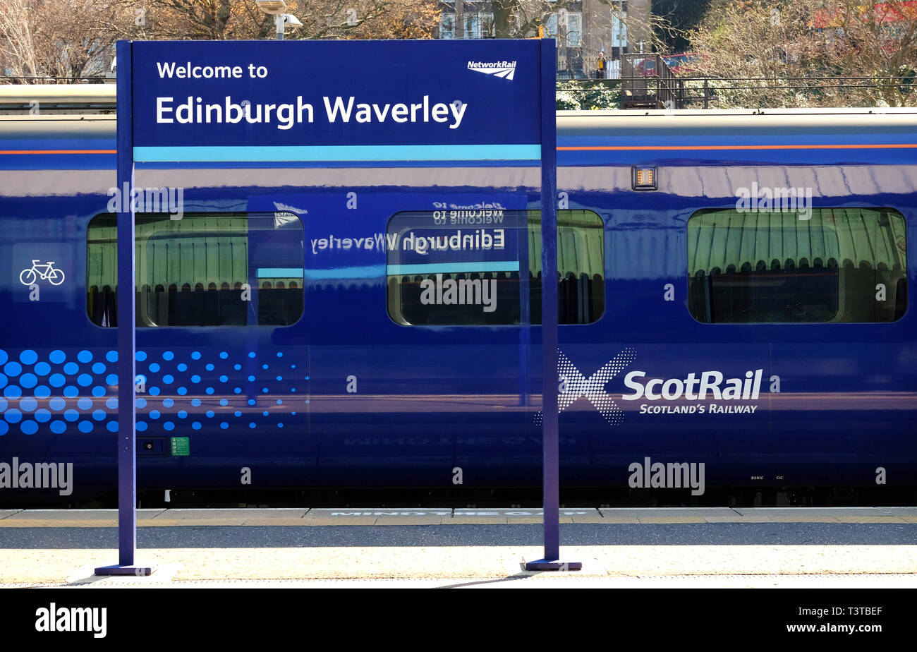 Edinburgh train not bridge hi-res stock photography and images - Alamy