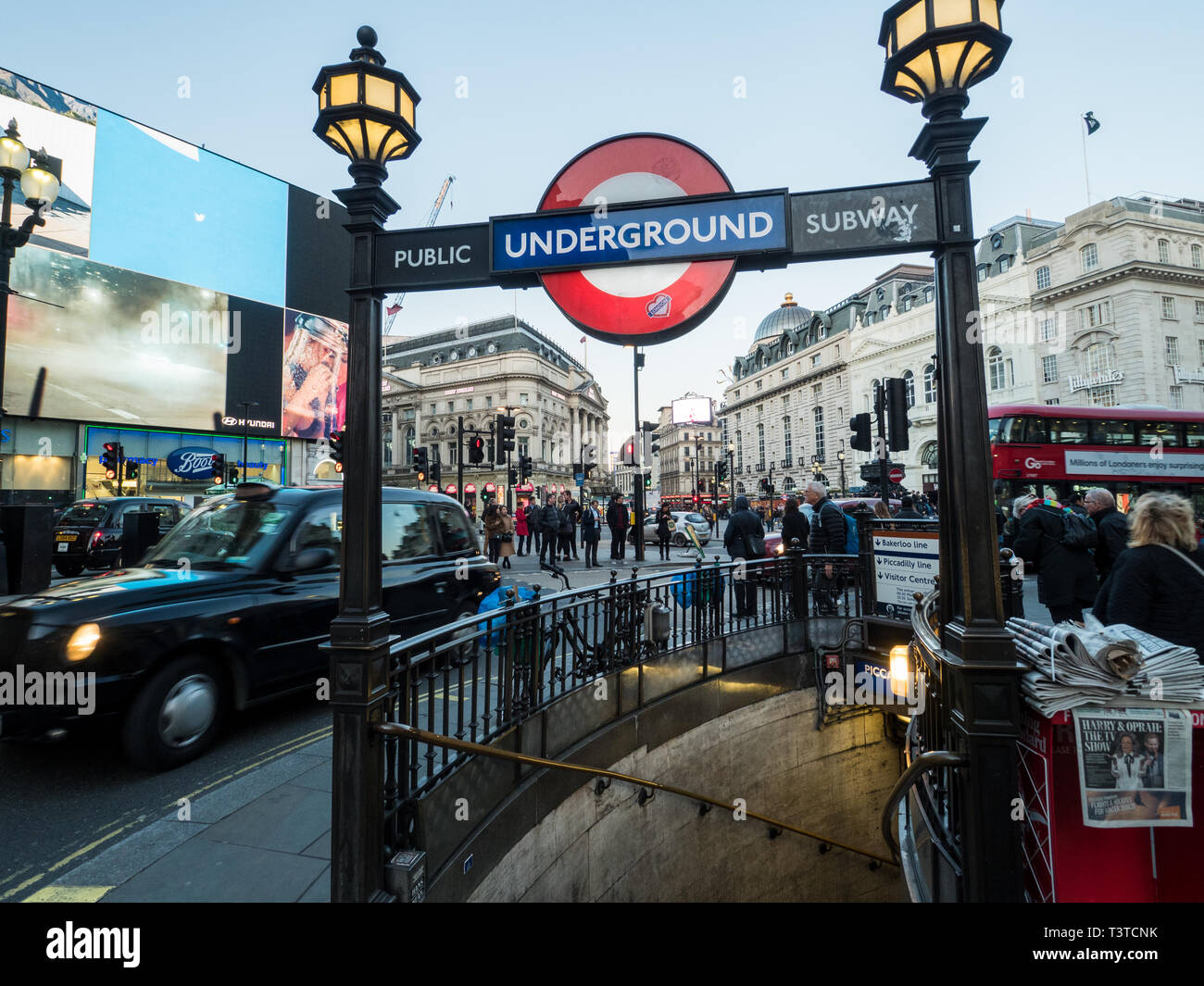 Piccadilly circus underground sign hi-res stock photography and images ...