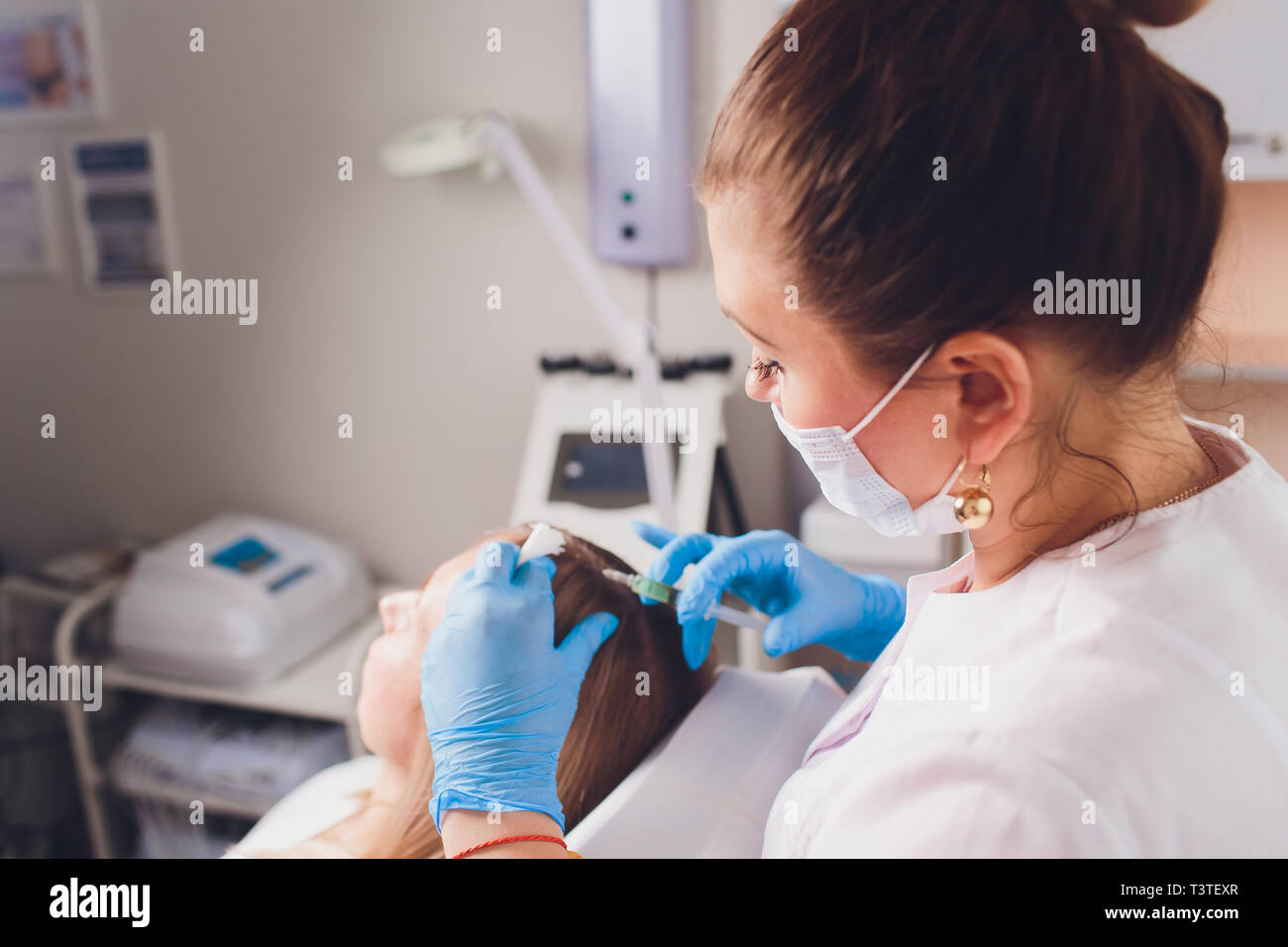 Platelet rich plasma injection procedure. Hair growth stimulation. PRP ...