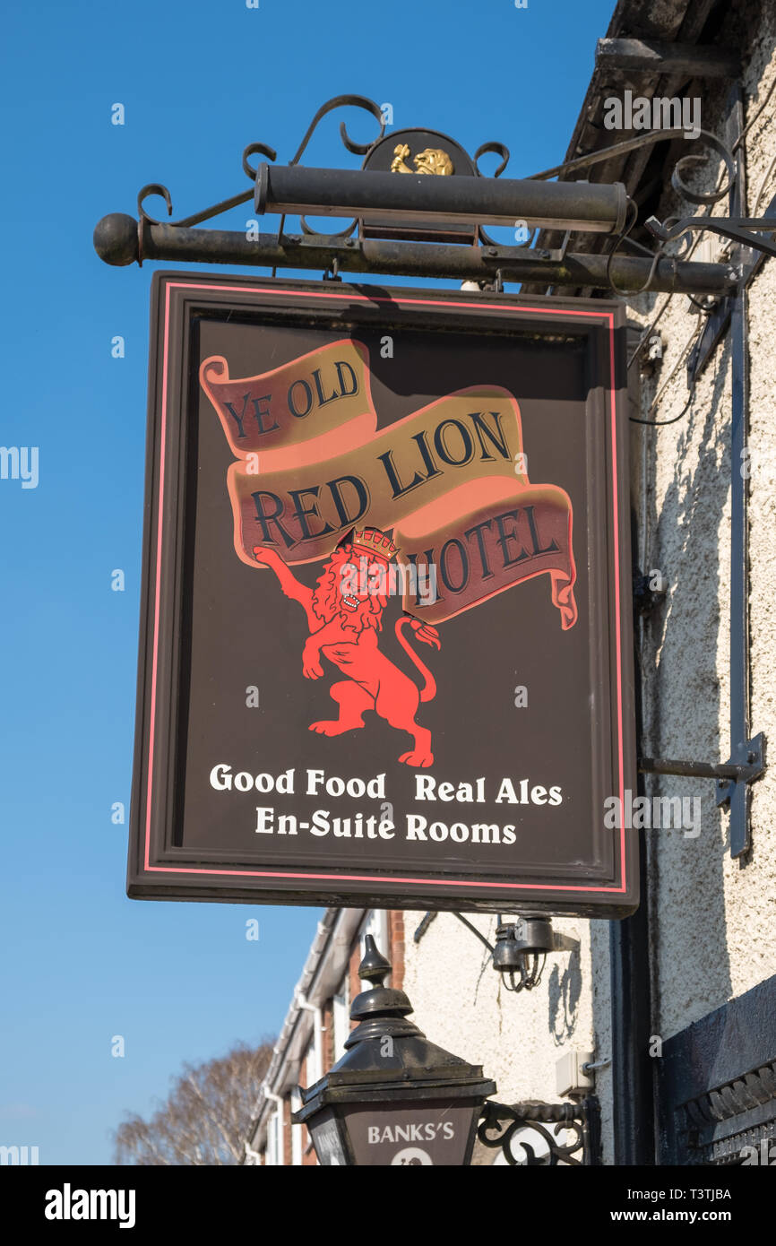 Lion pub sign uk hi-res stock photography and images - Alamy