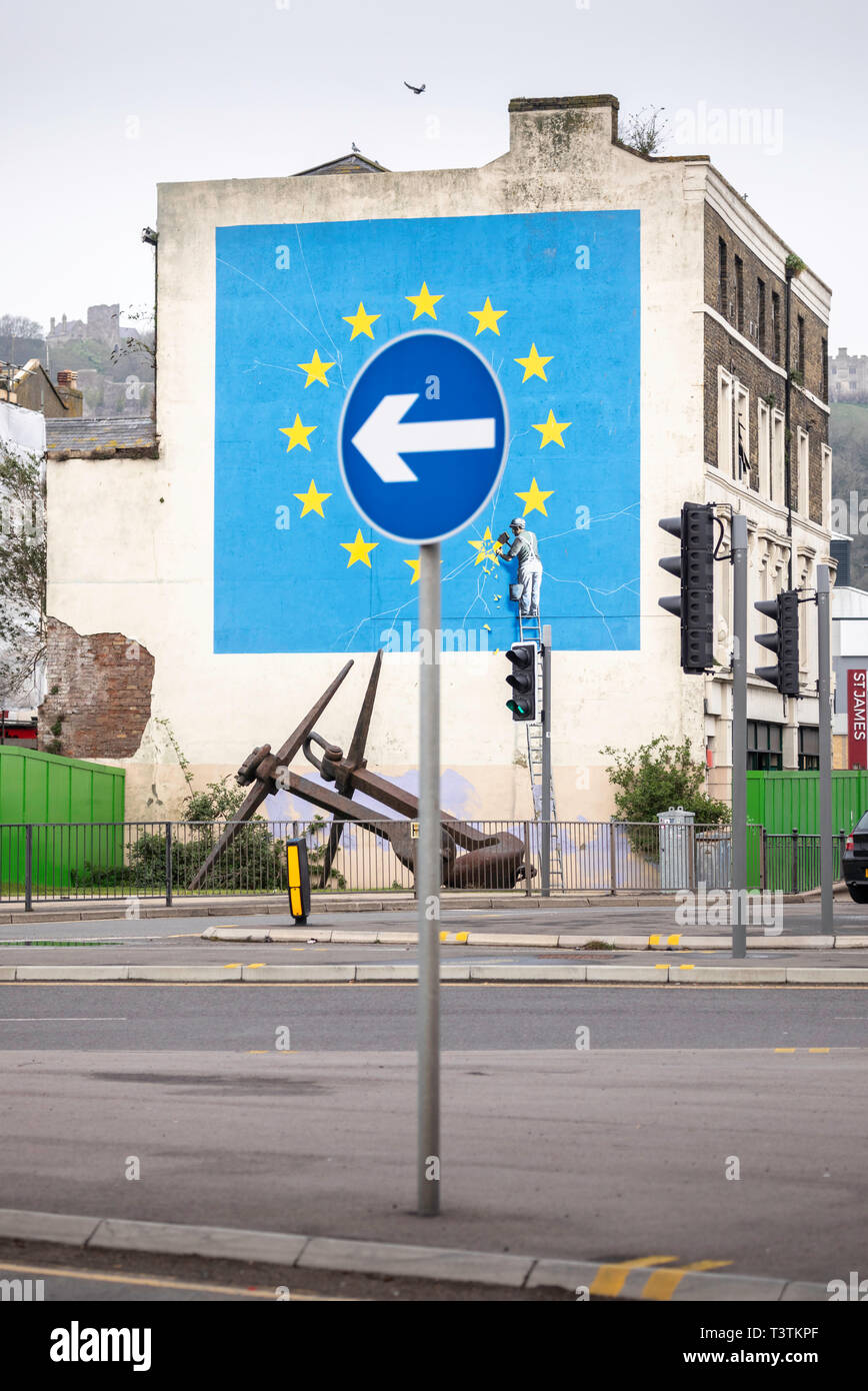 One way road sign uk straight hi-res stock photography and images - Alamy