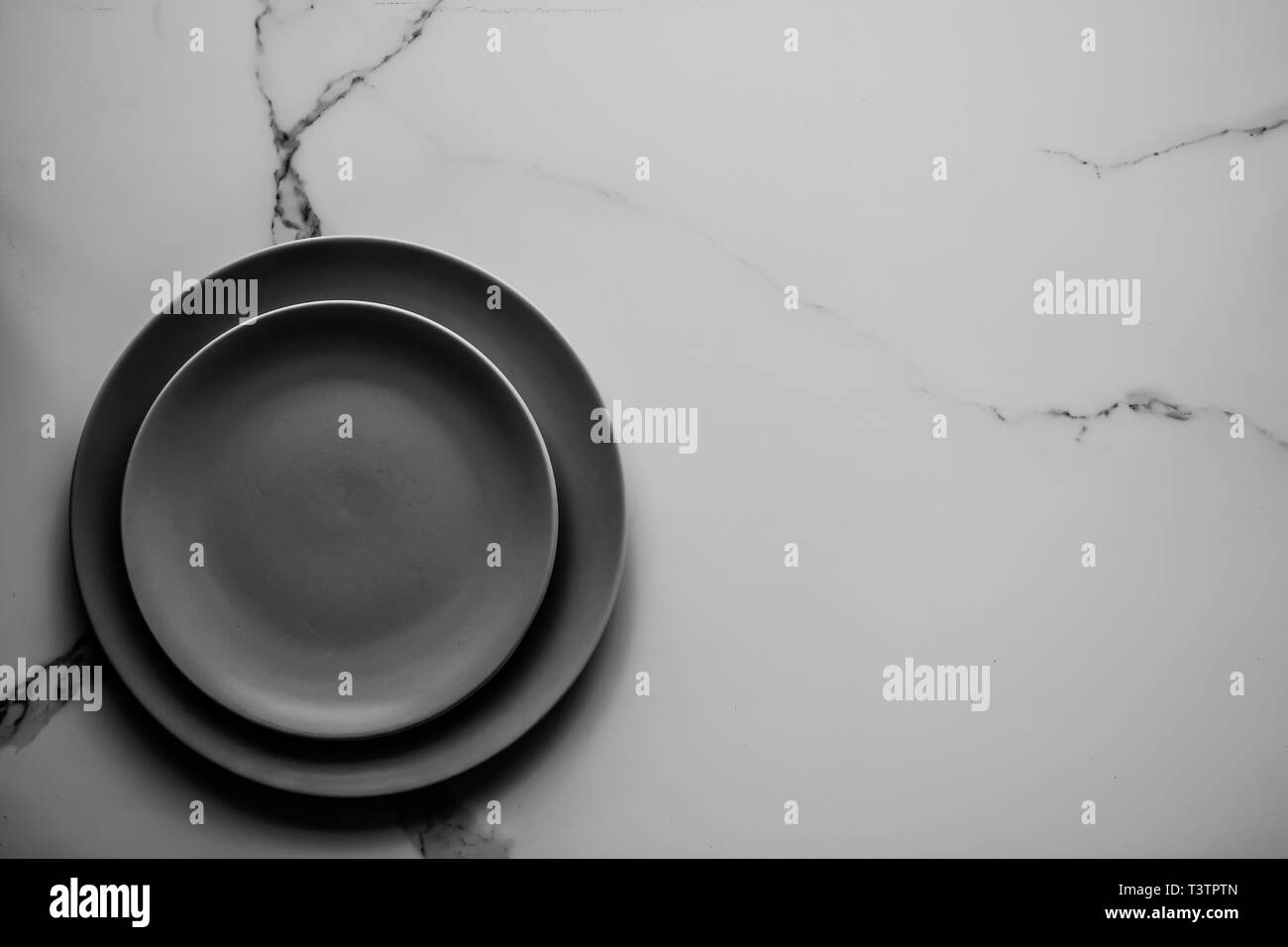 Black empty plate on marble, flatlay - stylish tableware, table decor ...