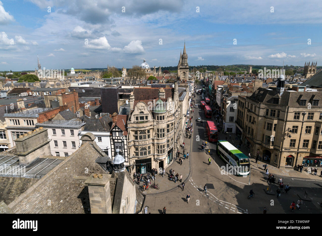 Skyline of the Dreaming spire of Oxford and the High street in Oxford ...