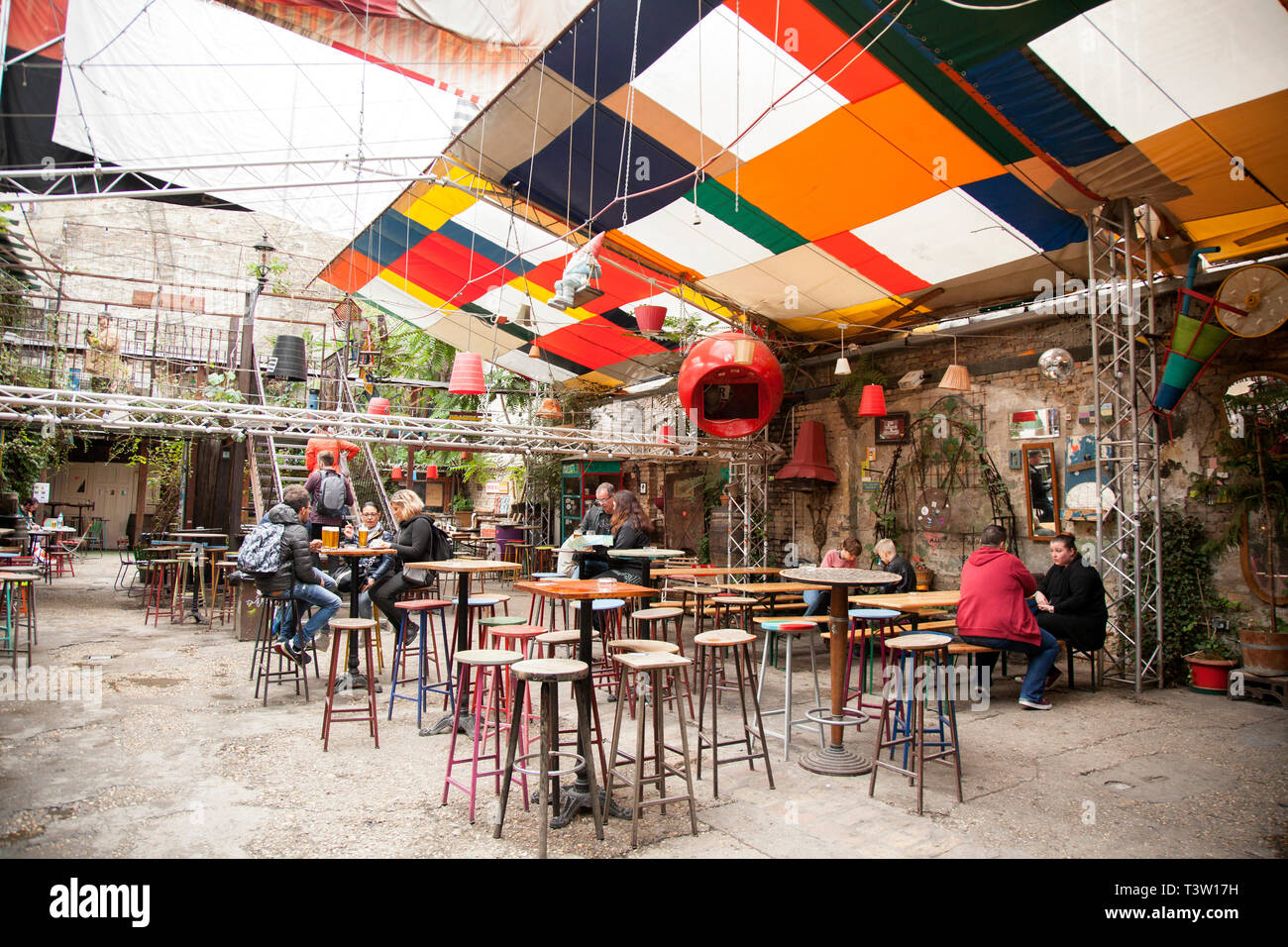 Szimpla Garden Ruin Pub Hungary High Resolution Stock Photography and ...