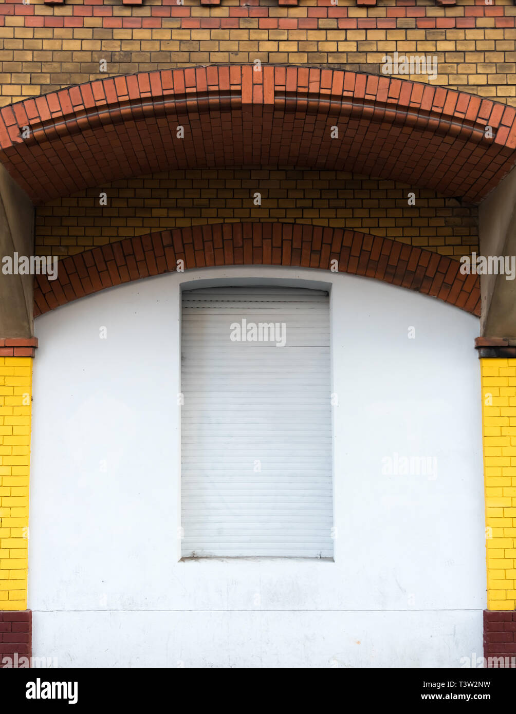 Arch window frame with brick hi-res stock photography and images - Alamy