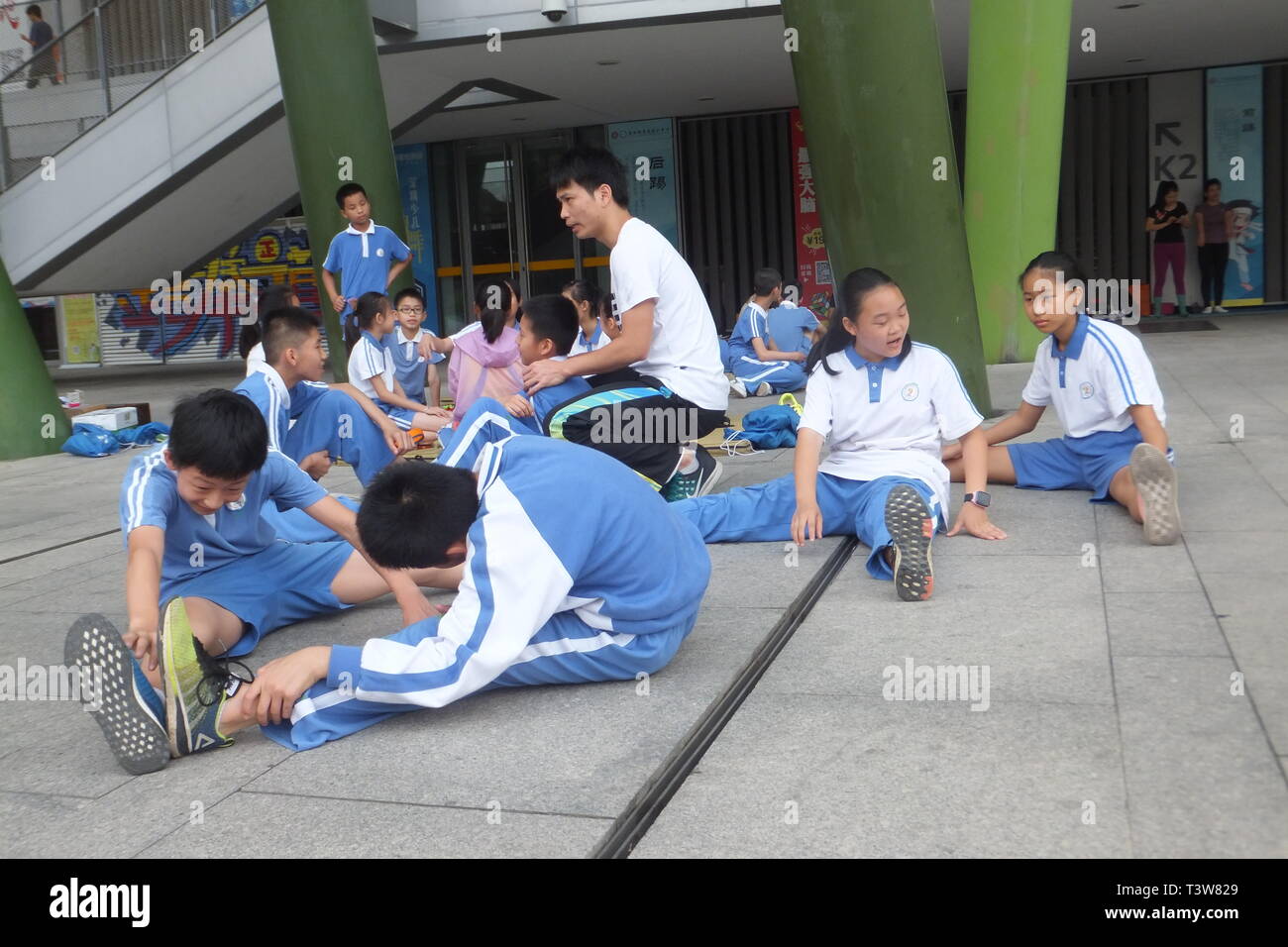 Shenzhen, China: middle school students take a break during the sports ...