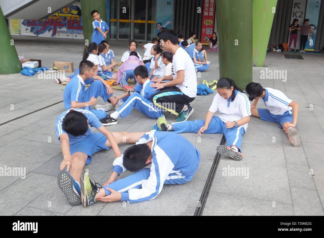 Shenzhen, China: middle school students take a break during the sports ...