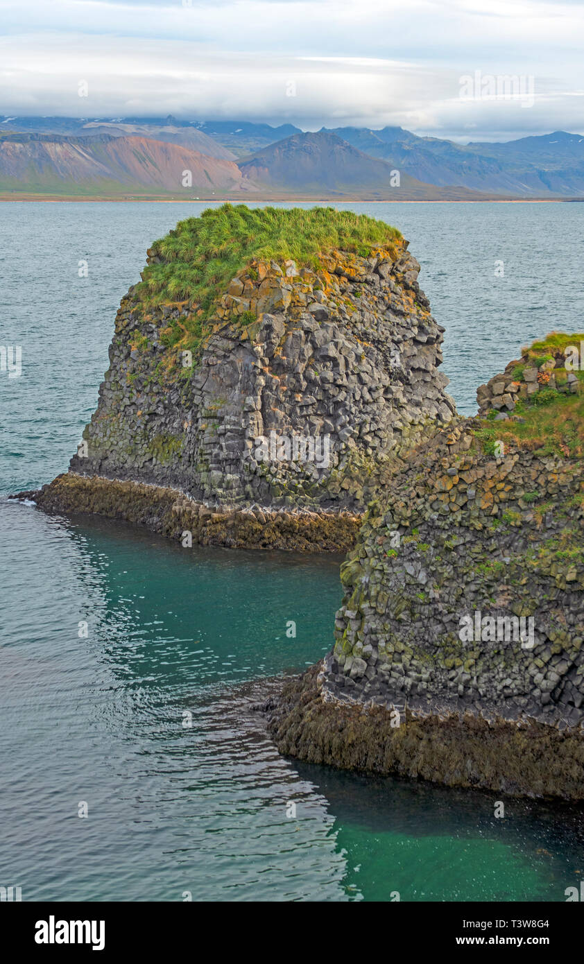 Outcrops vertical hi-res stock photography and images - Alamy
