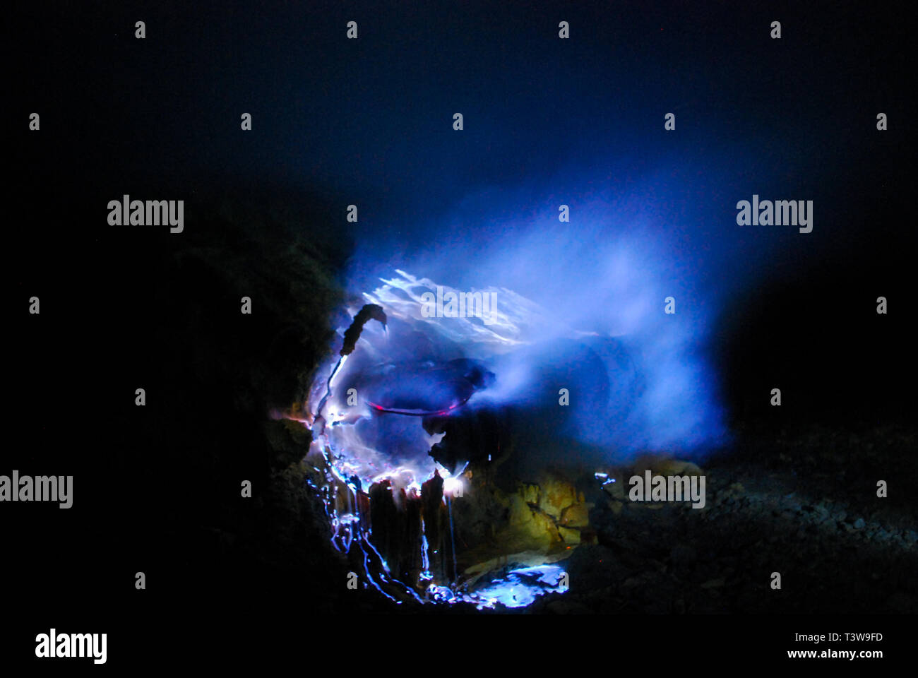 Blue fire hi-res stock photography and images - Alamy