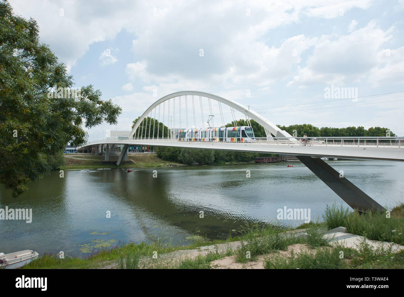 Angers, moderne Straßenbahn, Pont Confluences, Brücke über debn Fluss ...