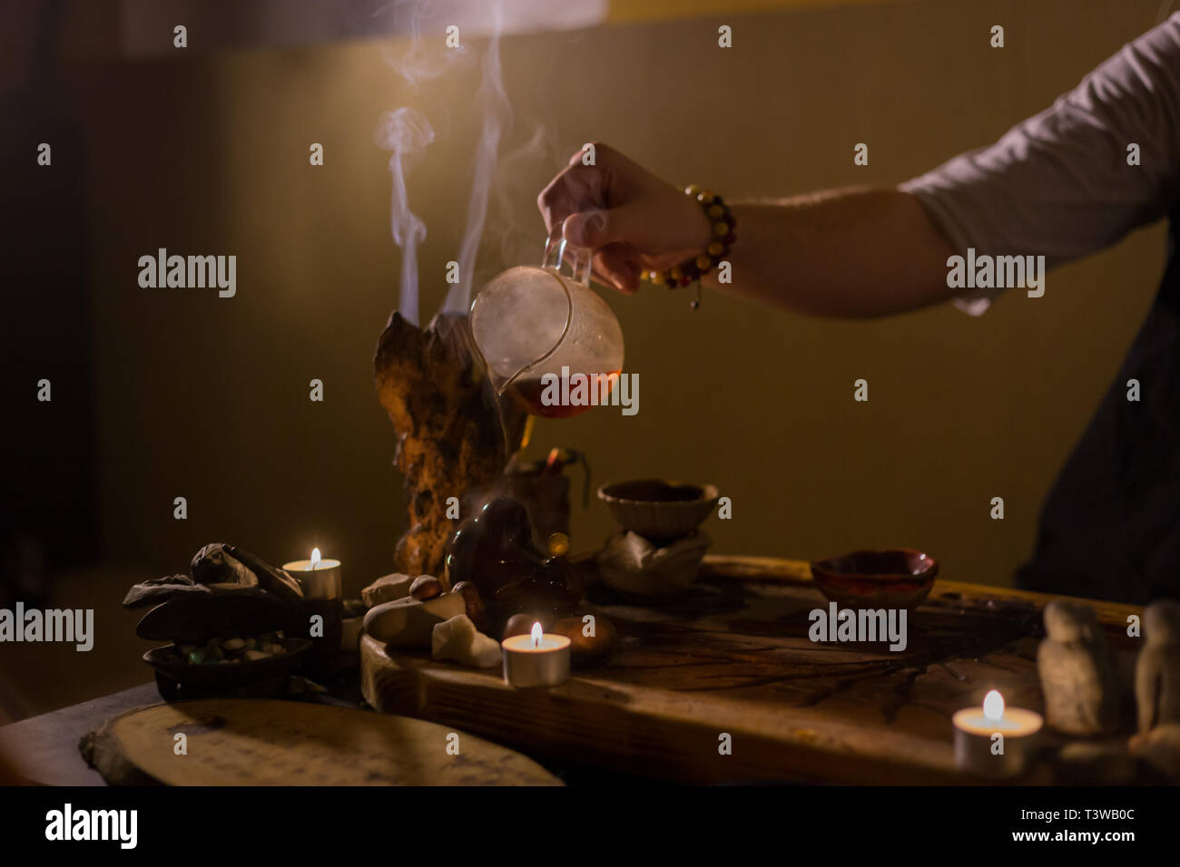 Traditional chinese pouring tea hi-res stock photography and images - Alamy