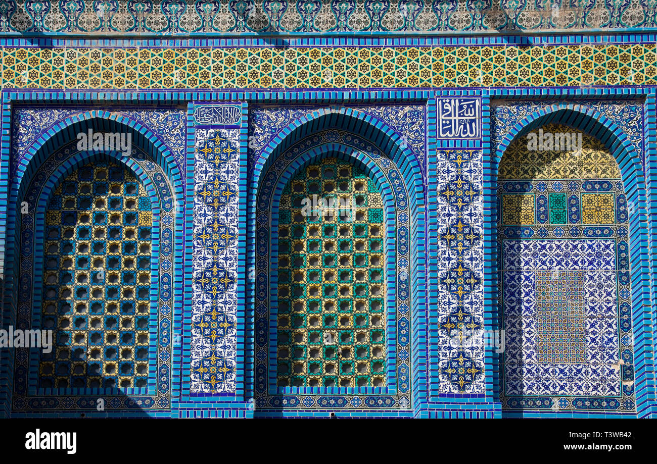 Blue Arabic mosaic tiles and details on the Dome of the Rock, Temple ...