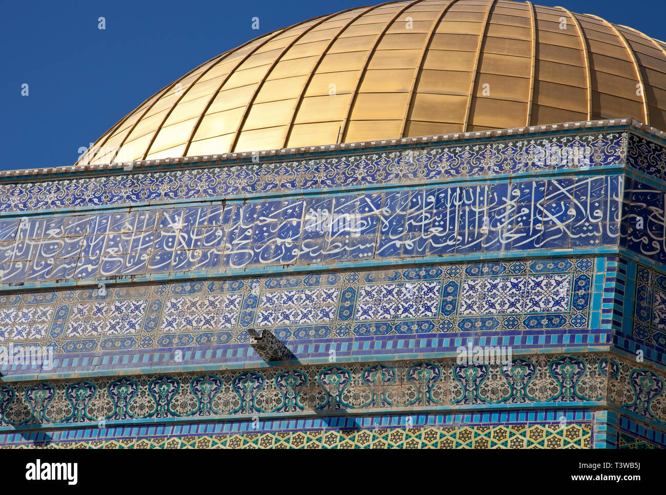 Blue Arabic mosaic tiles and details on the Dome of the Rock, Temple ...