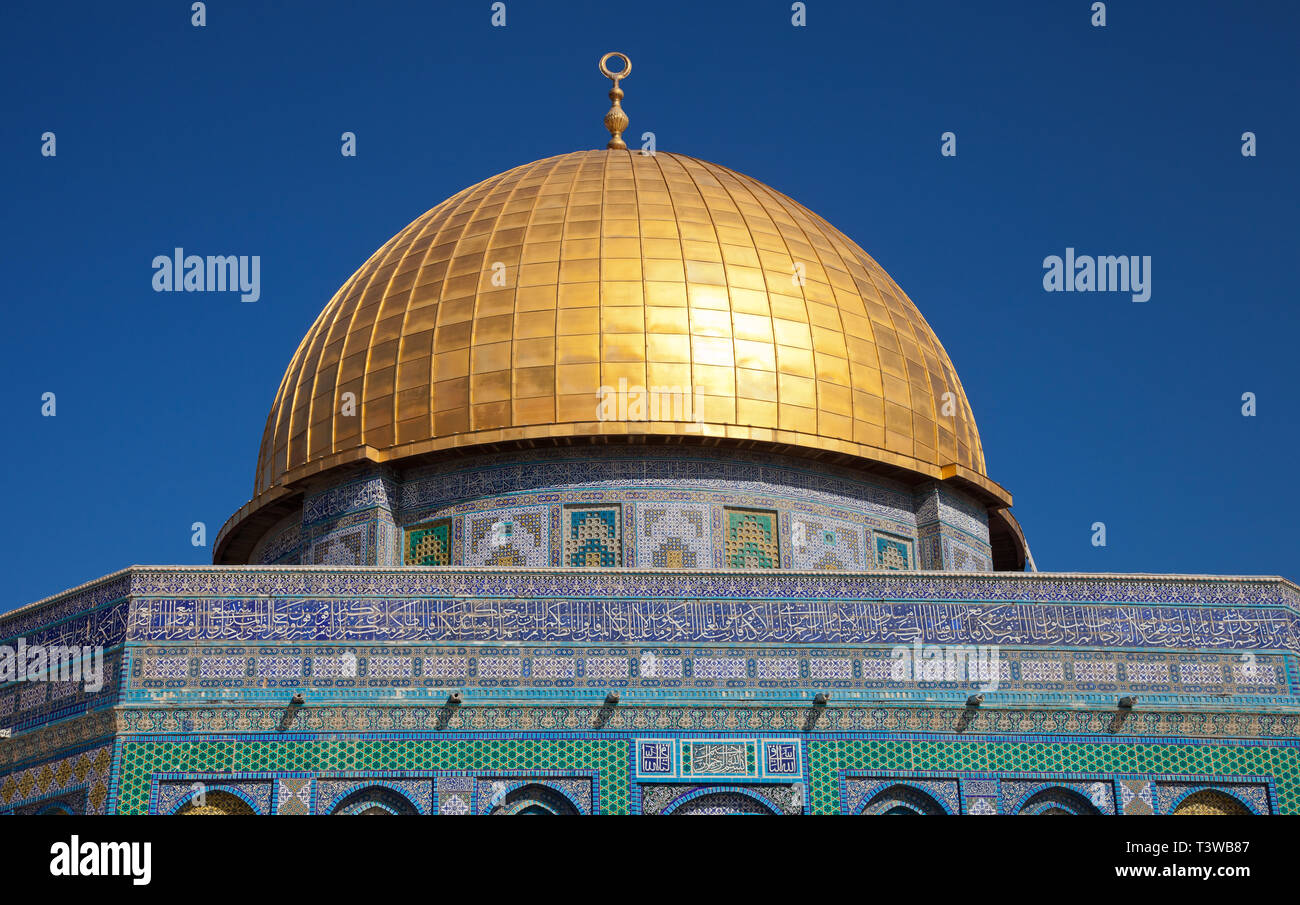 Blue Arabic mosaic tiles and details on the Dome of the Rock, Temple ...