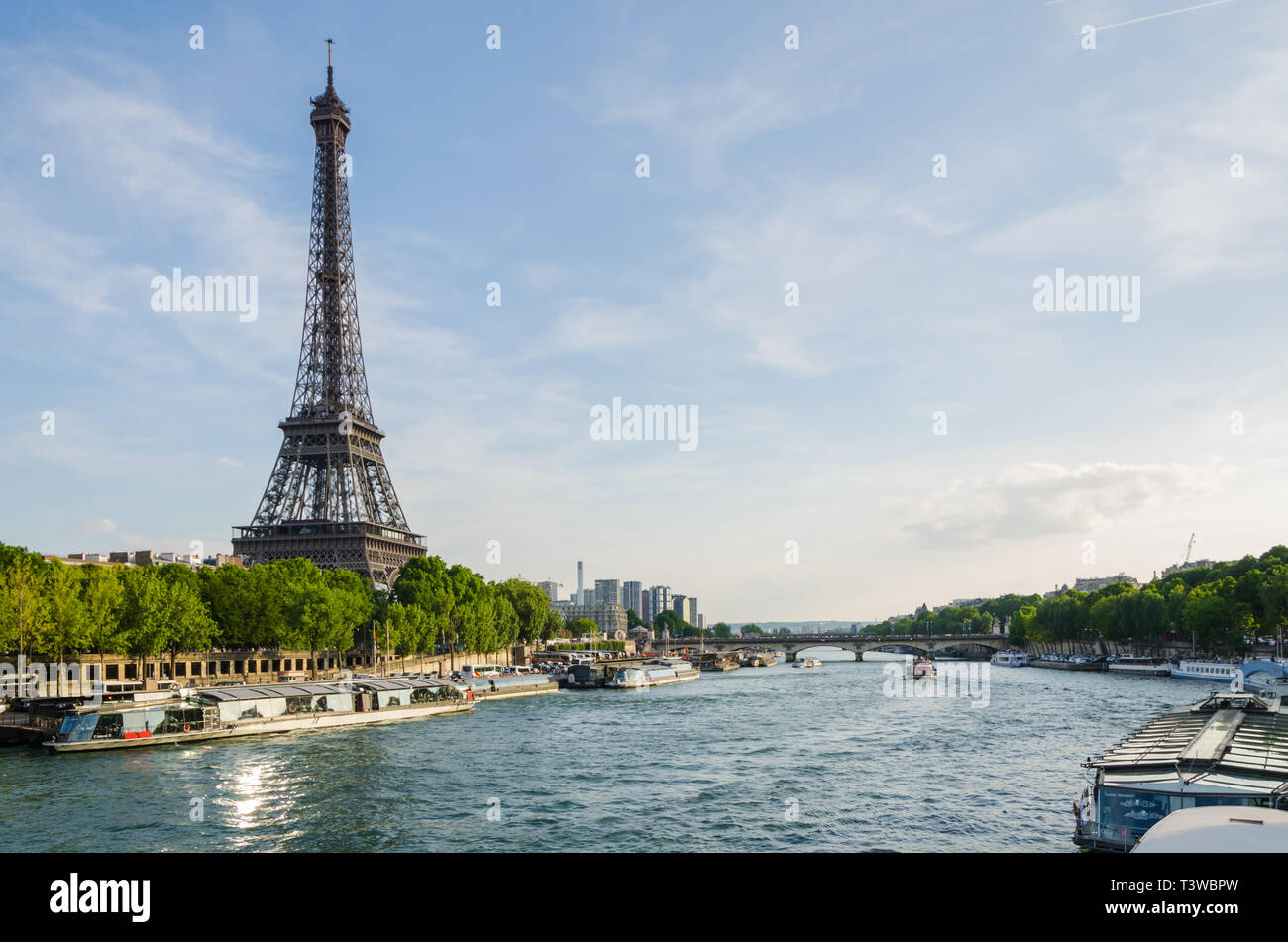 Summer in paris hi-res stock photography and images - Alamy