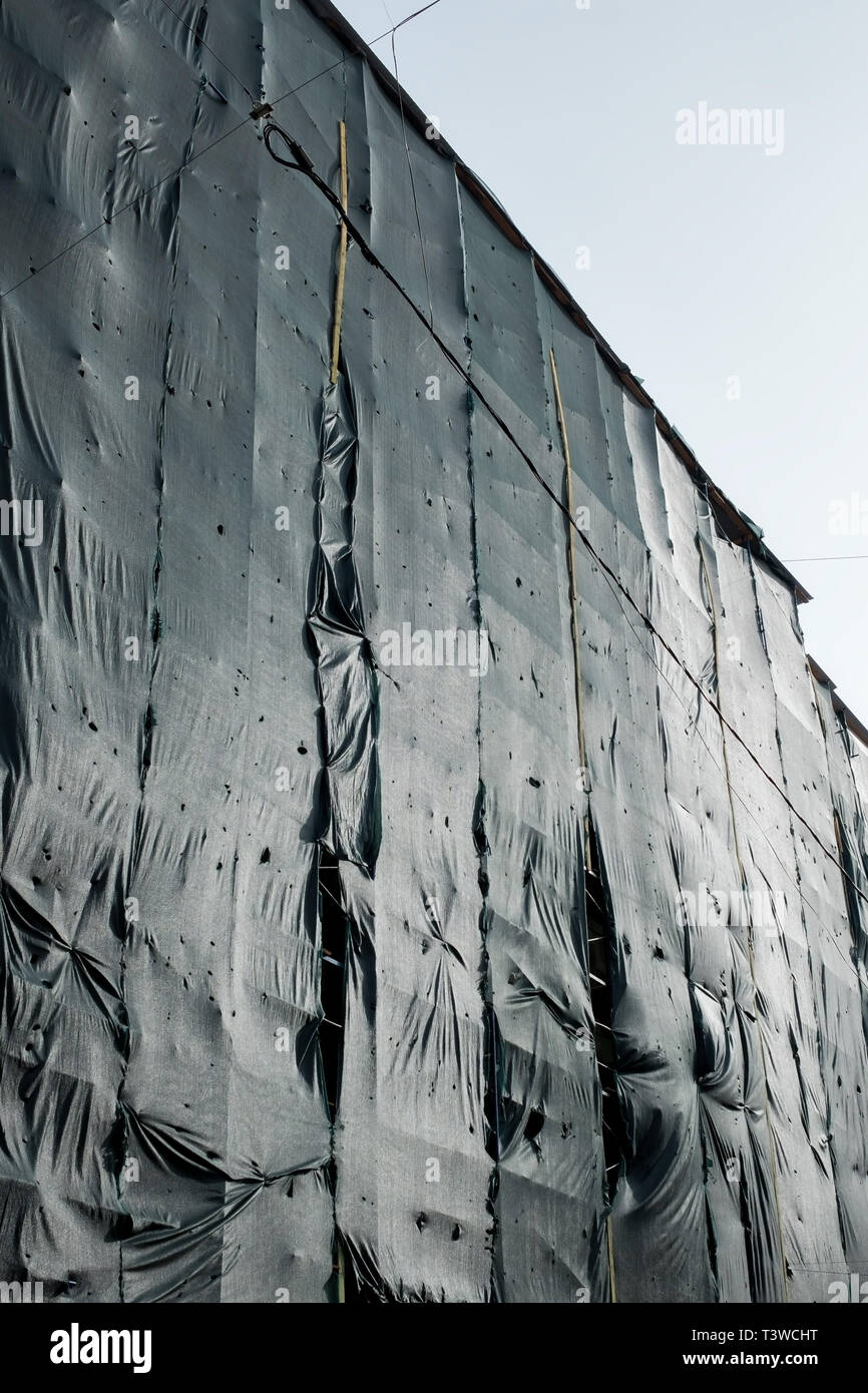 scaffolding and safety net at residential building Stock Photo - Alamy