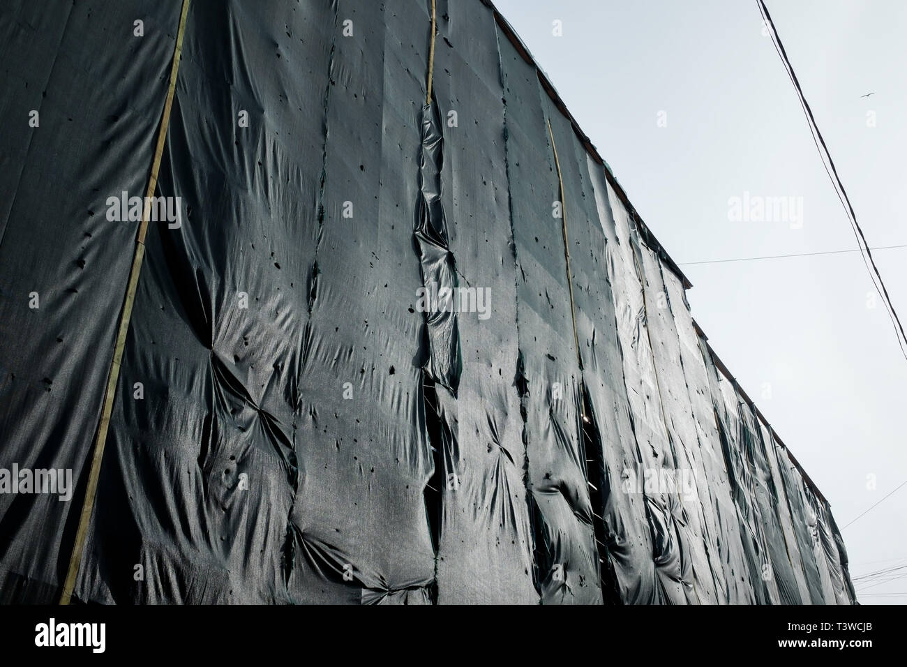 scaffolding and safety net at residential building Stock Photo - Alamy