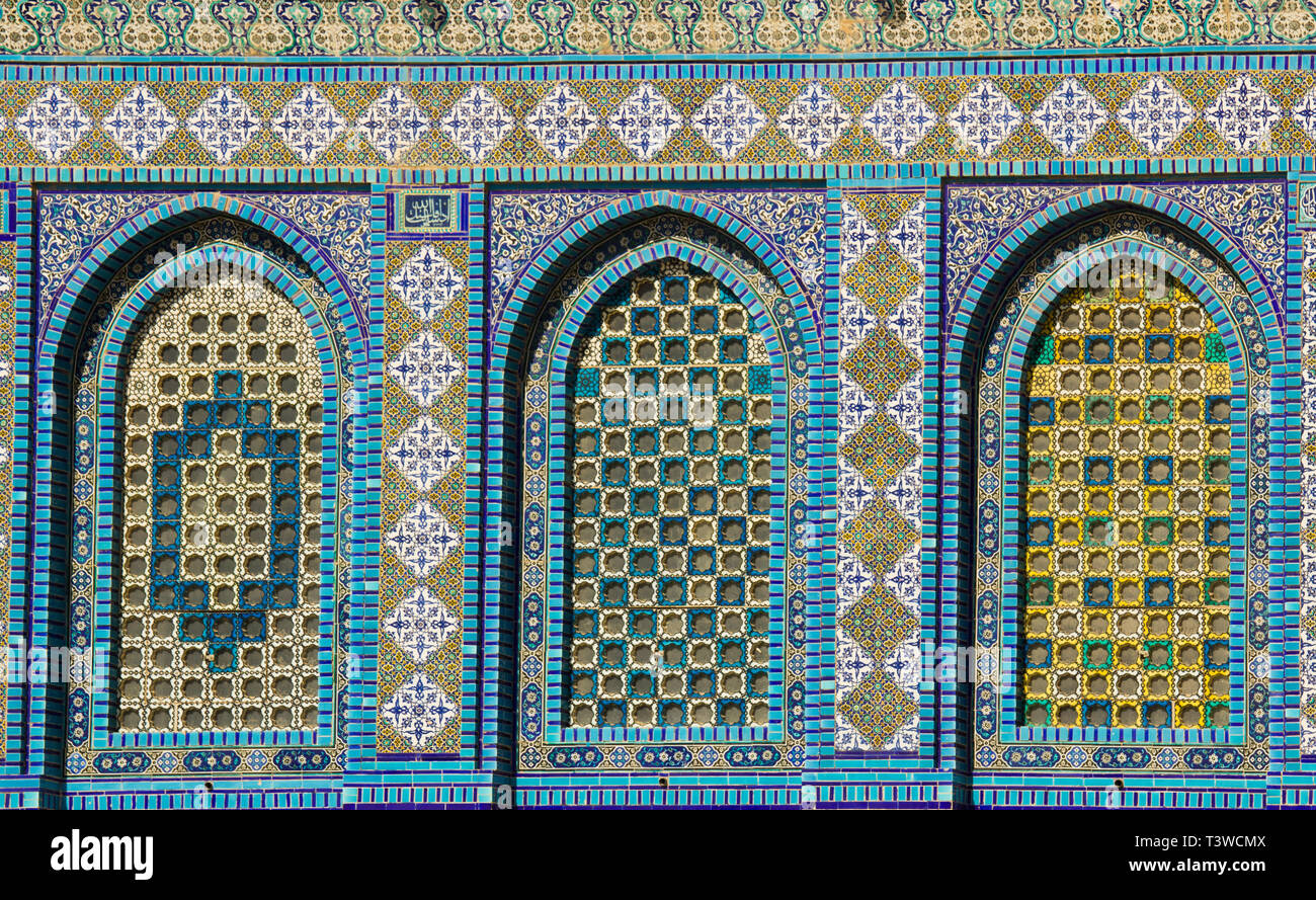 Blue Arabic mosaic tiles and details on the Dome of the Rock, Temple ...