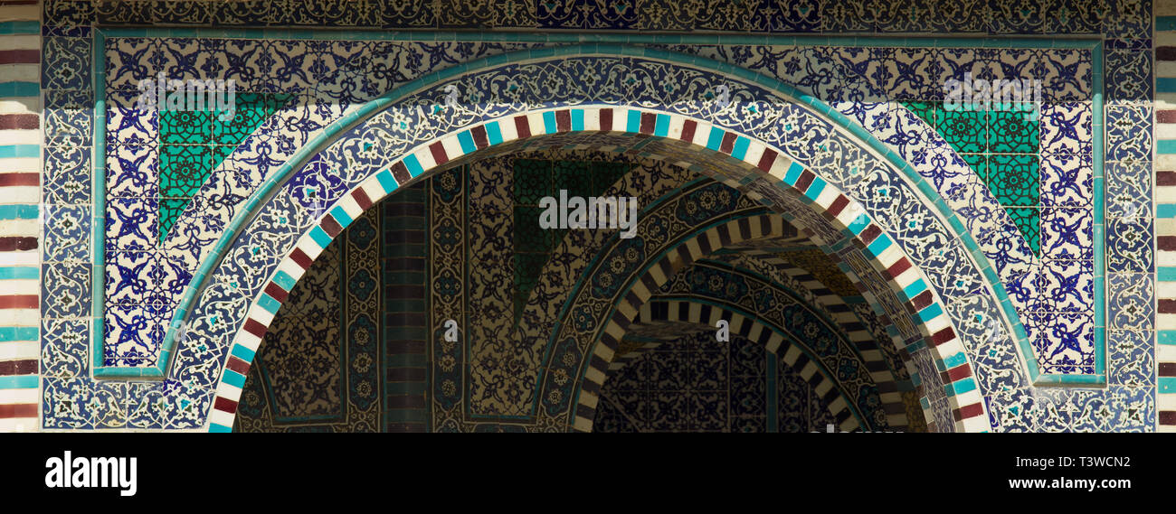 Blue Arabic mosaic tiles and details on the Dome of the Rock, Temple ...