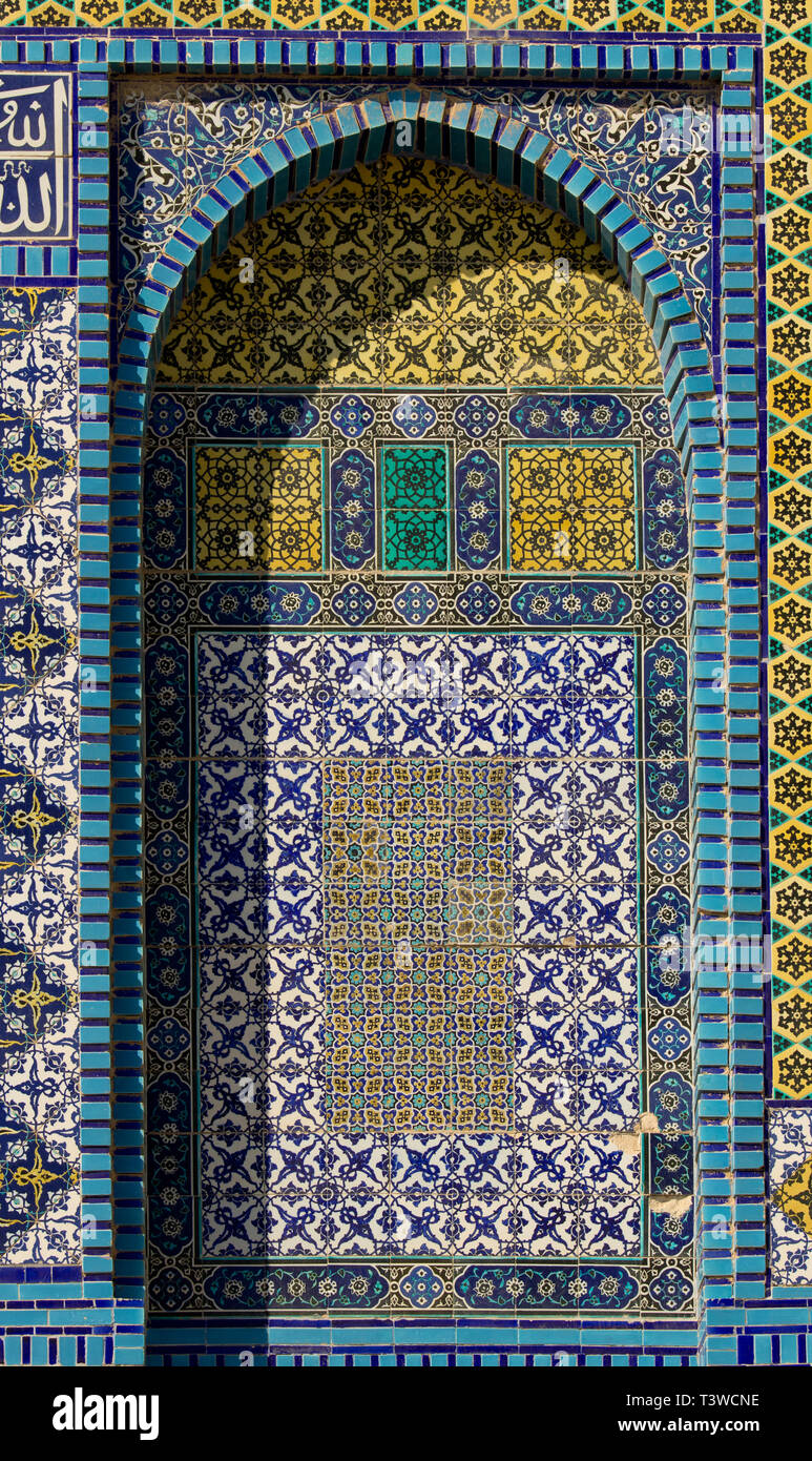 Blue Arabic mosaic tiles and details on the Dome of the Rock, Temple ...