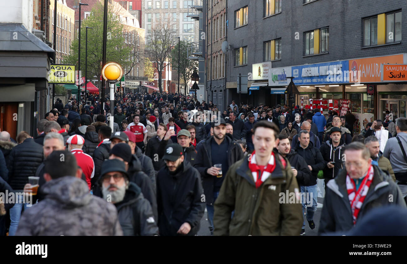 Fans arrive emirates stadium hi-res stock photography and images - Alamy