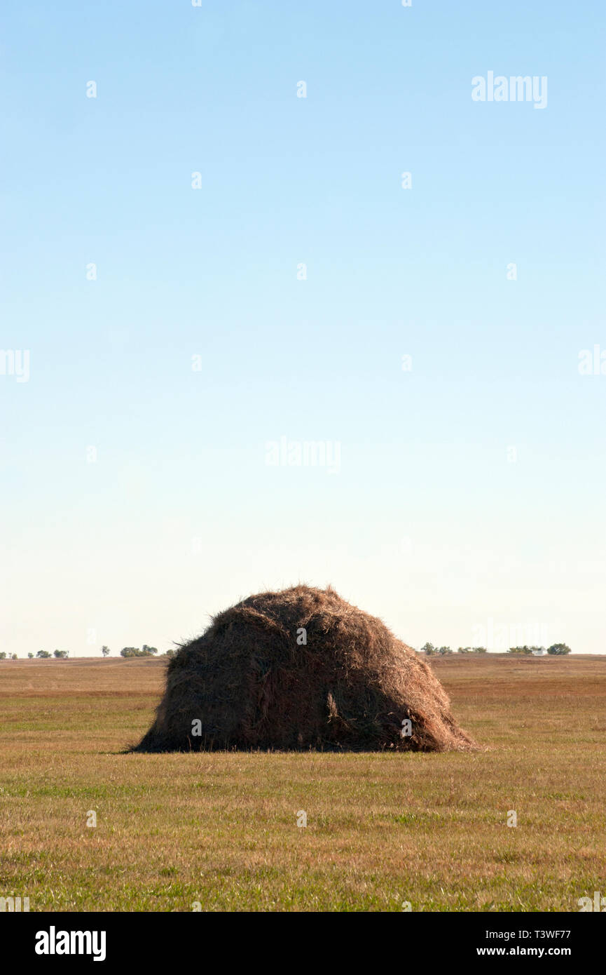 Large hay mound hi-res stock photography and images - Alamy