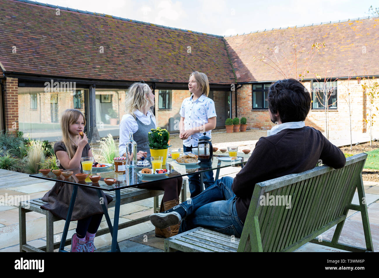 Two men eating breakfast in garden hi-res stock photography and images ...