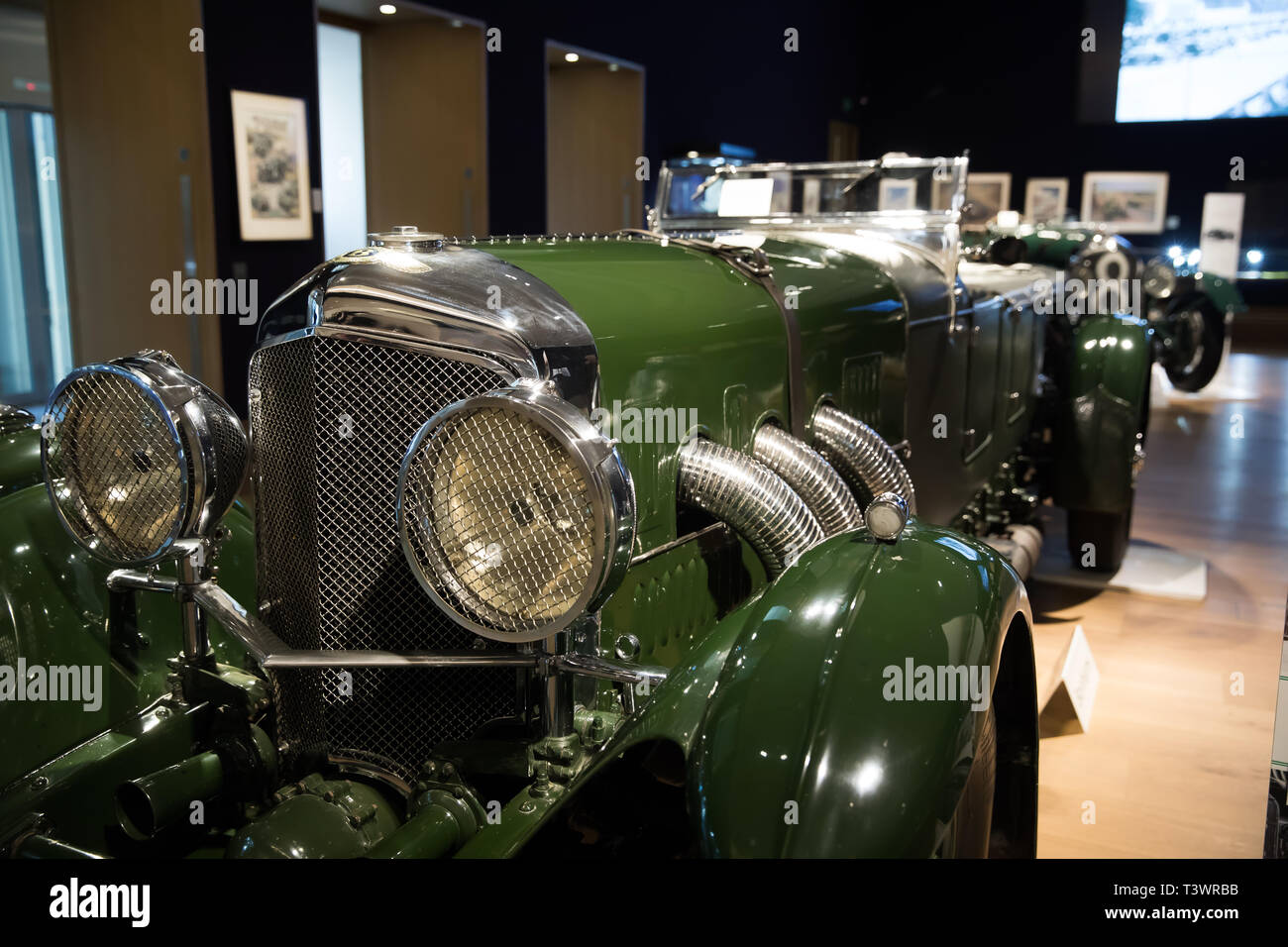 Bentley hub cap hi-res stock photography and images - Alamy