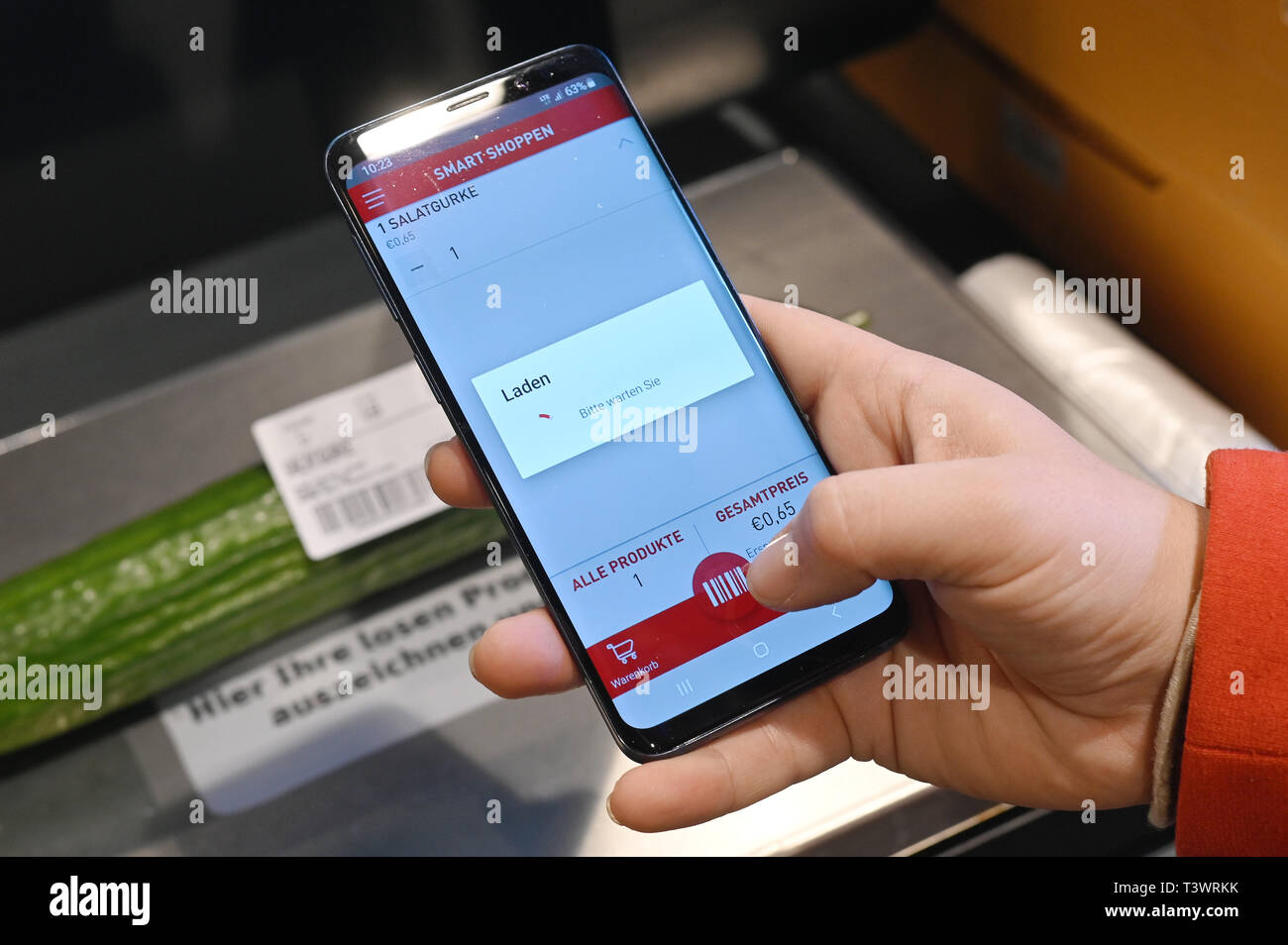 Self checkout system hi-res stock photography and images - Alamy