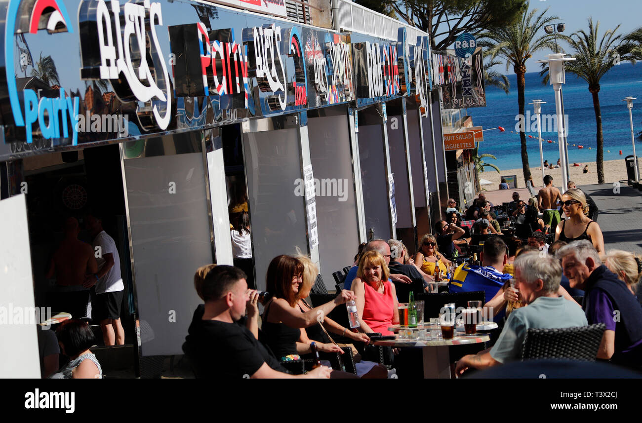 Calvia, Spain. 11th Apr, 2019. People drink refreshments on the terrace ...