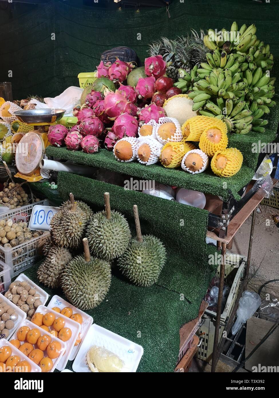 05 March 2019, Thailand, Karon Beach: Various fruits at a stand at the ...