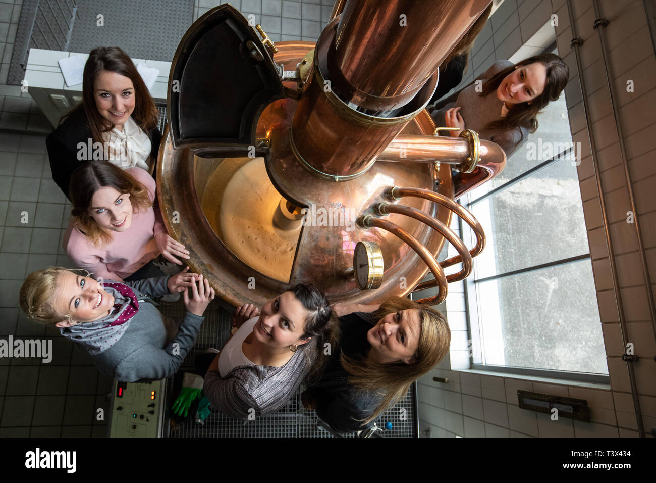 Kulmbach, Germany. 12th Apr, 2019. The beer princesses Carola Landgraf ...