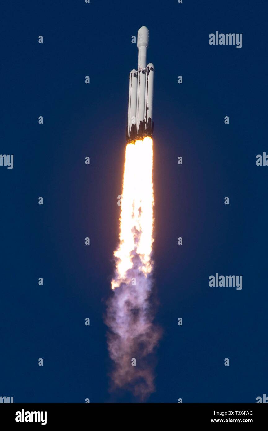 A SpaceX Falcon Heavy rocket carrying the Saudi Arabian Arabsat 6A ...