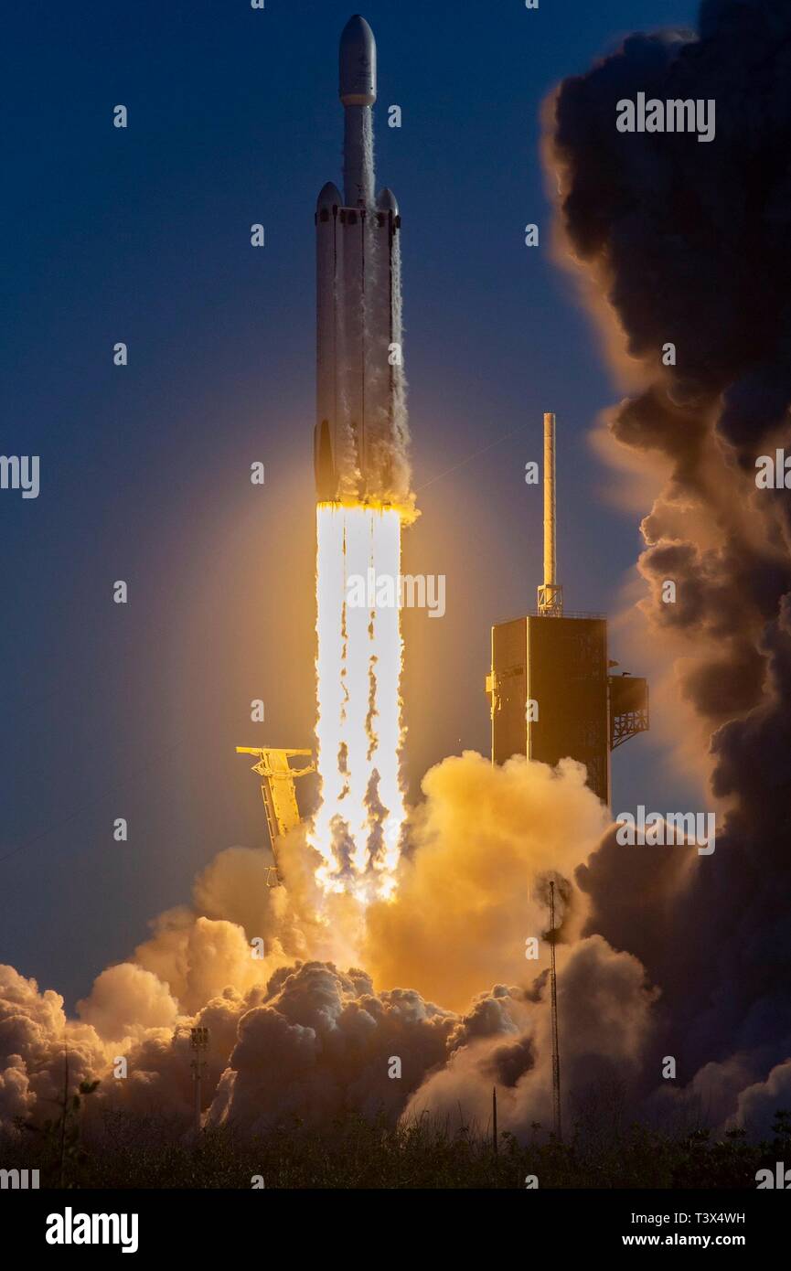 A SpaceX Falcon Heavy rocket carrying the Saudi Arabian Arabsat 6A ...