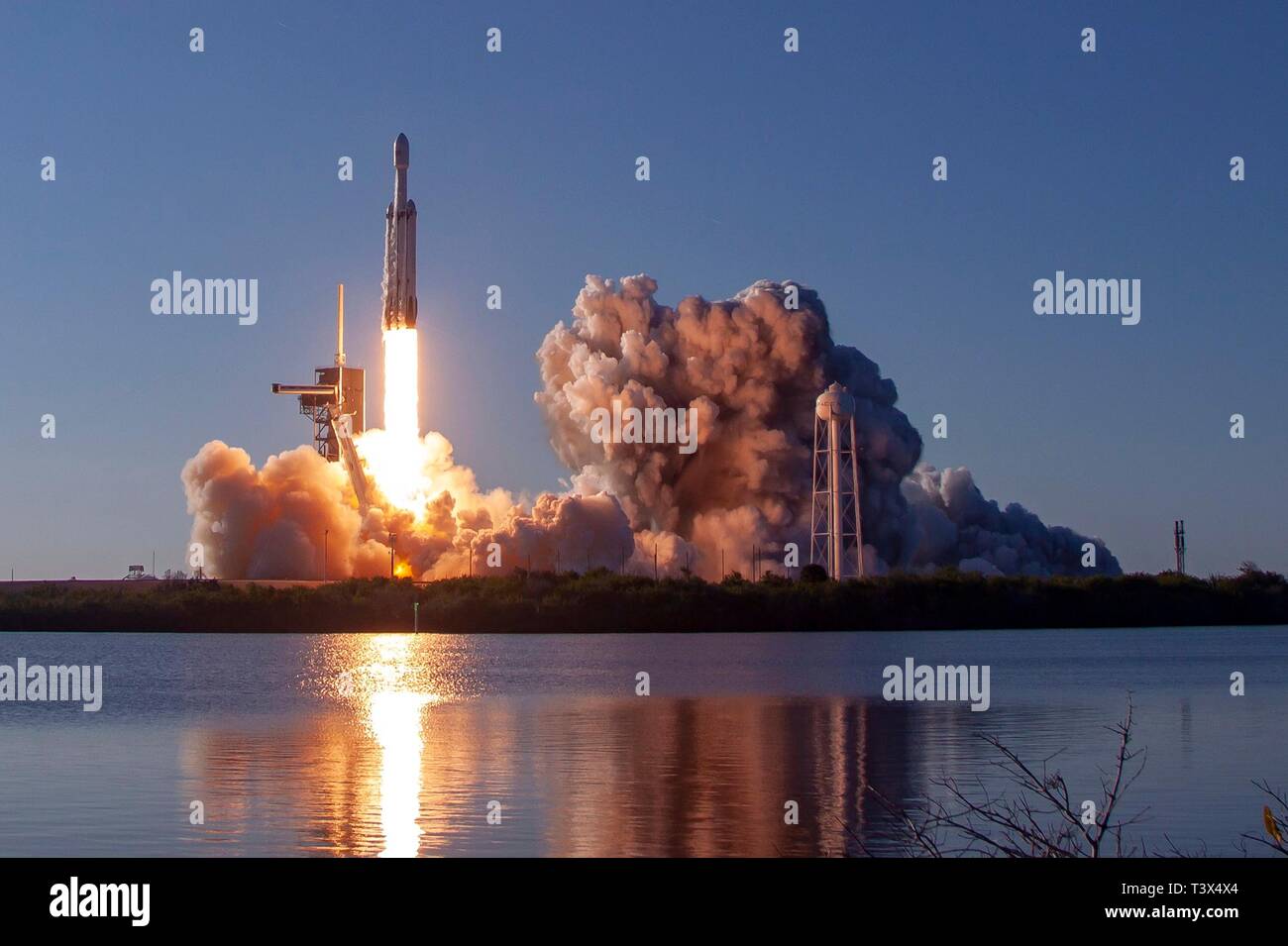 A SpaceX Falcon Heavy rocket carrying the Saudi Arabian Arabsat 6A ...