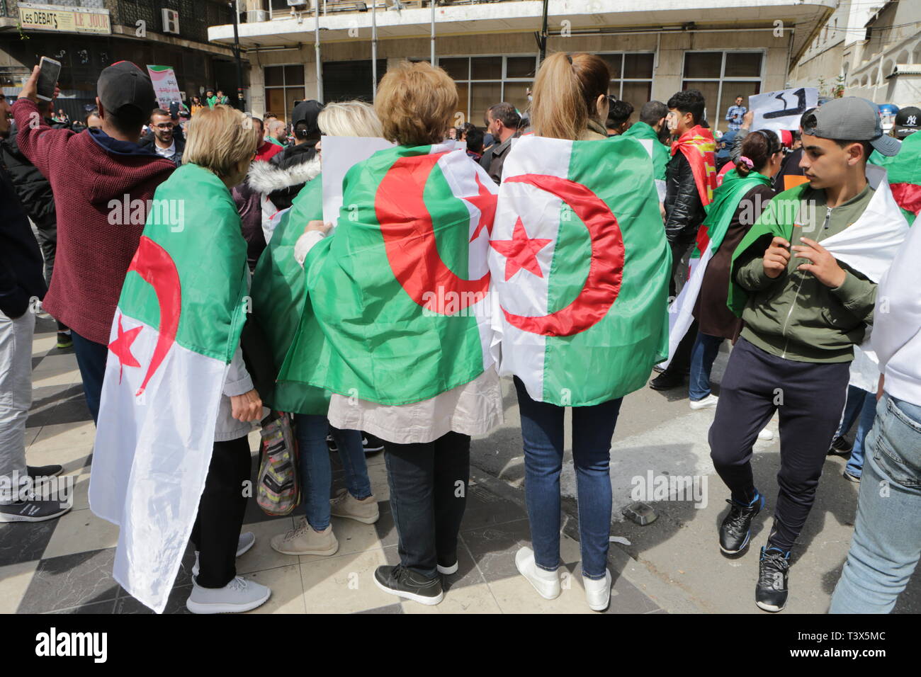 Algiers, Algeria. 12th Apr, 2019. Algerian women wear the Algerian flag ...