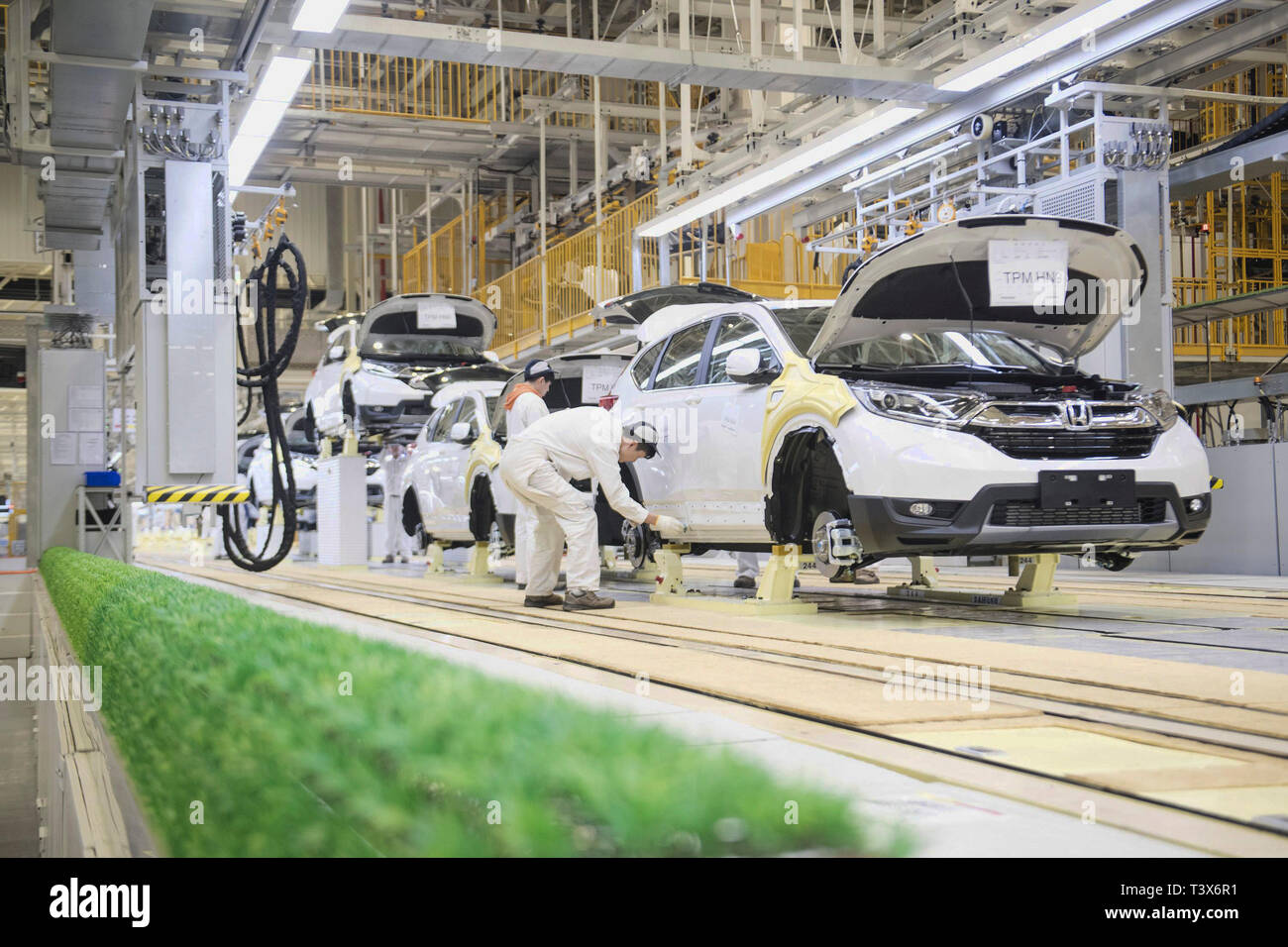Wuhan, China's Hubei Province. 12th Apr, 2019. Workers are seen at a workshop of Dongfeng Honda ...