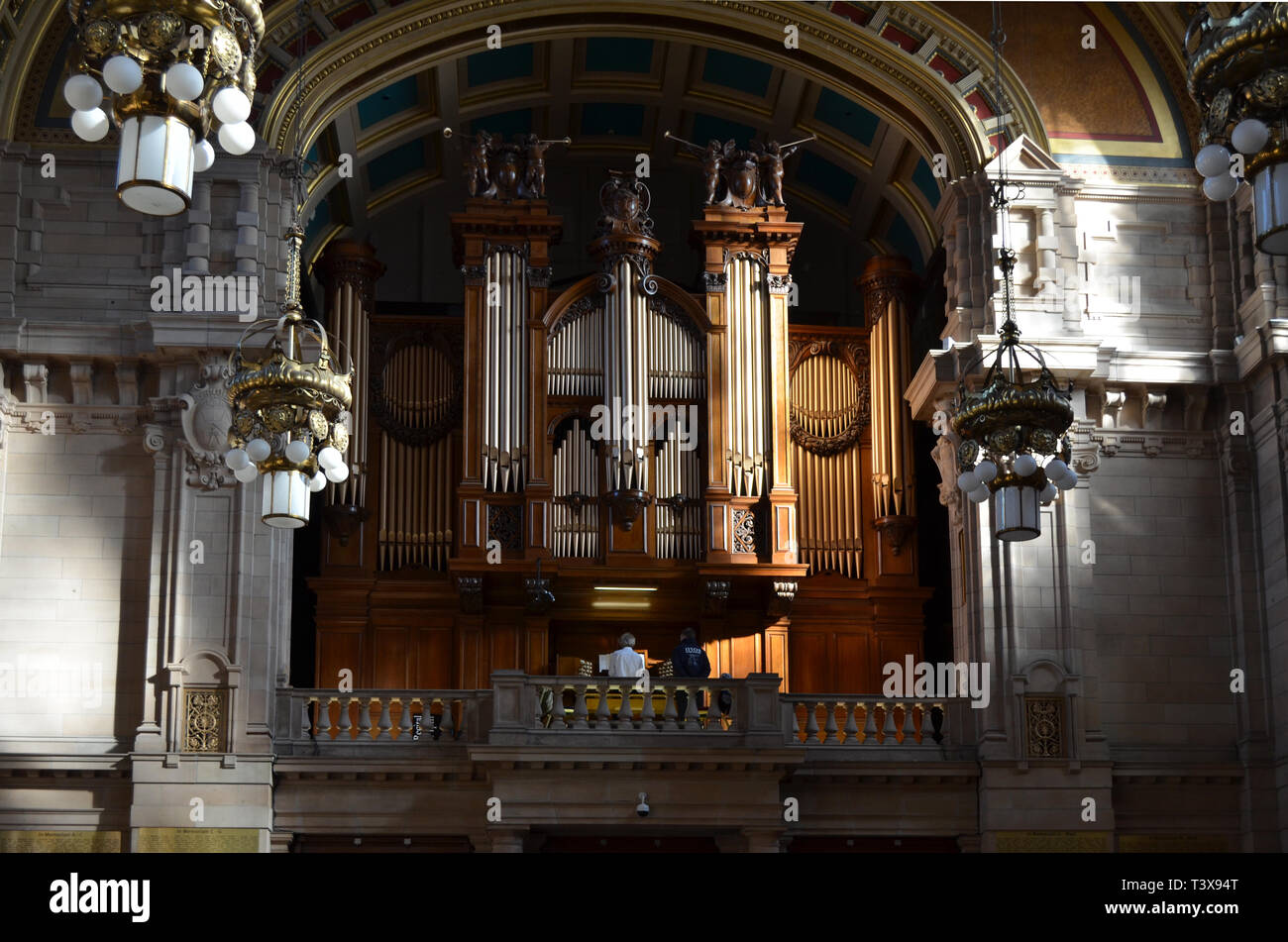 The magnificent organ in the Kelvingrove Art Gallery and Museum in ...