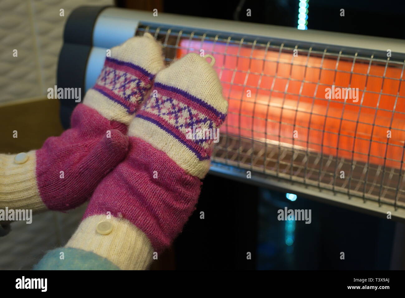 woman trying to warm up in cold weather in winter Stock Photo - Alamy