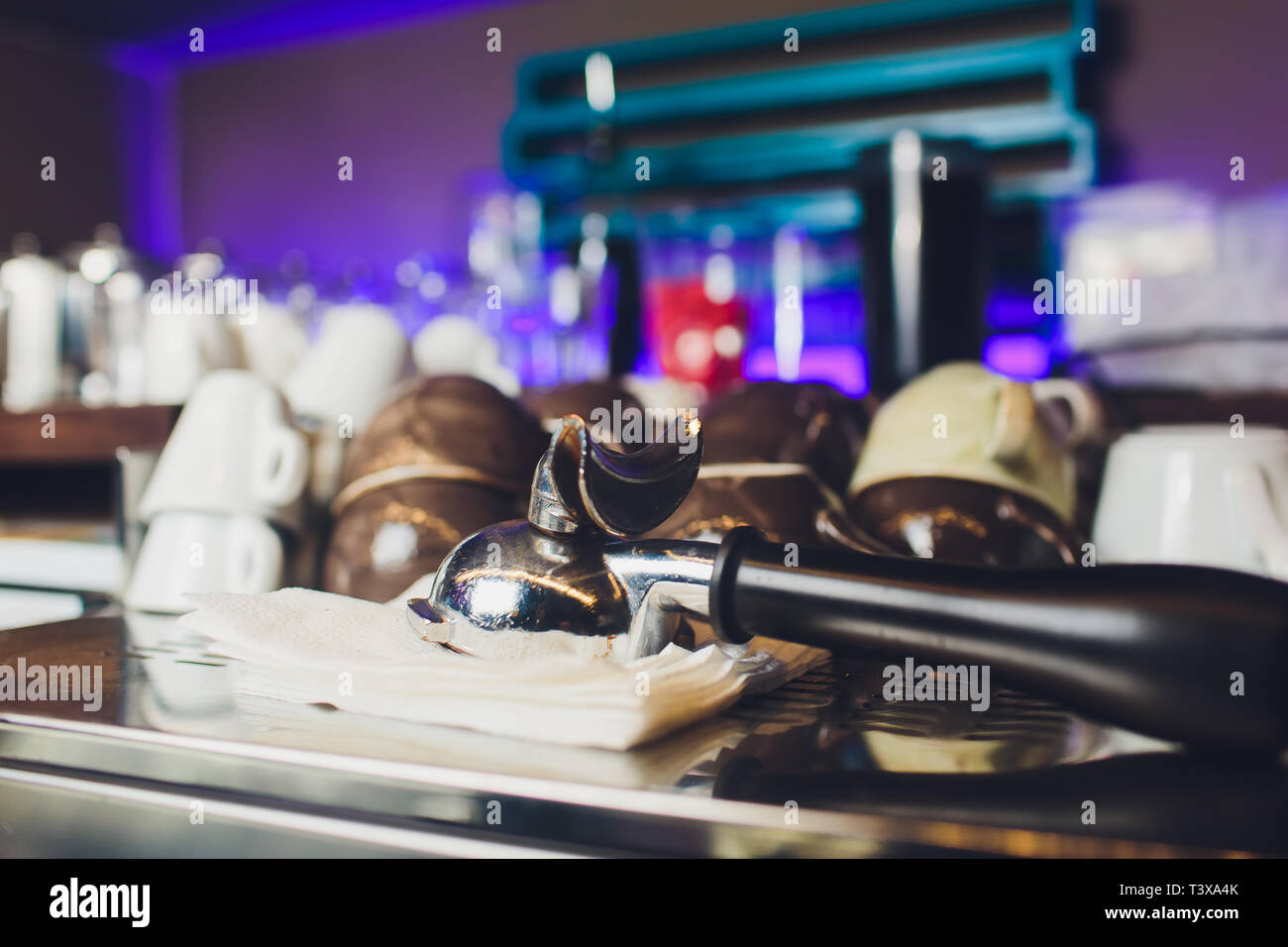 Retro martini bar shaker hi-res stock photography and images - Alamy